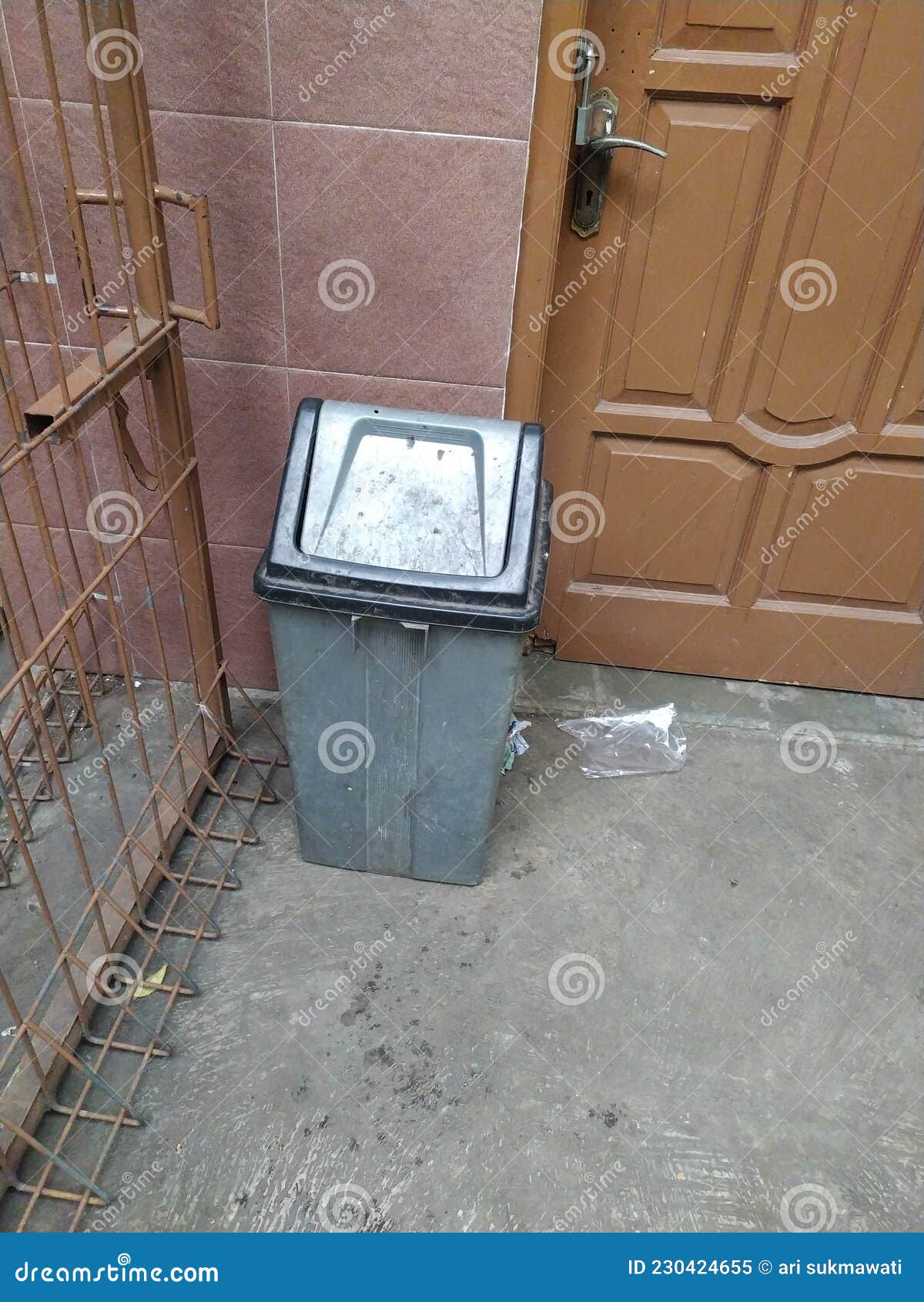 Volcar al exterior imagen de archivo. Imagen de objeto - 230424655