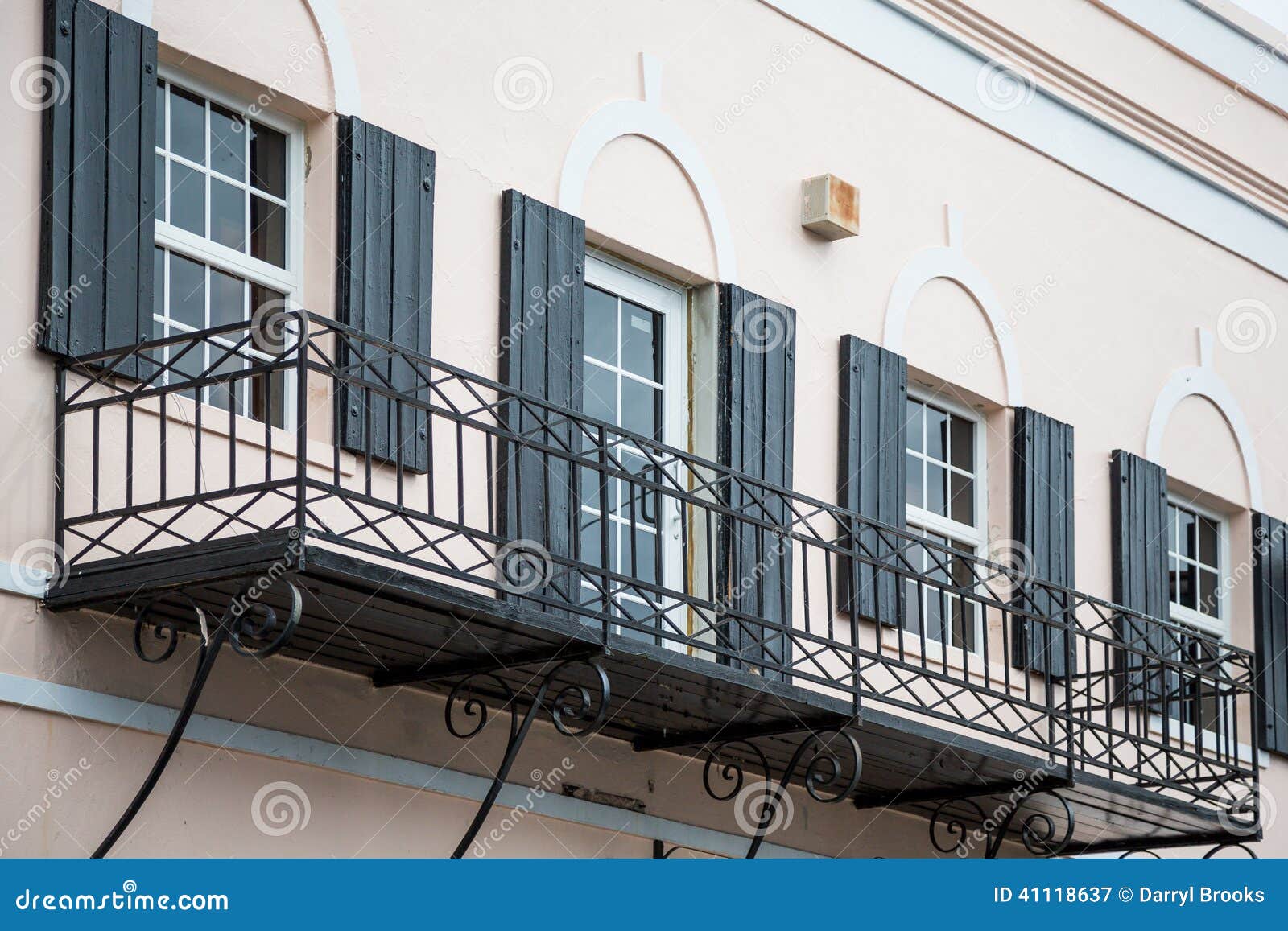 Volets Et Balcon Noirs De Fer Image stock - Image du méditerranéen ...