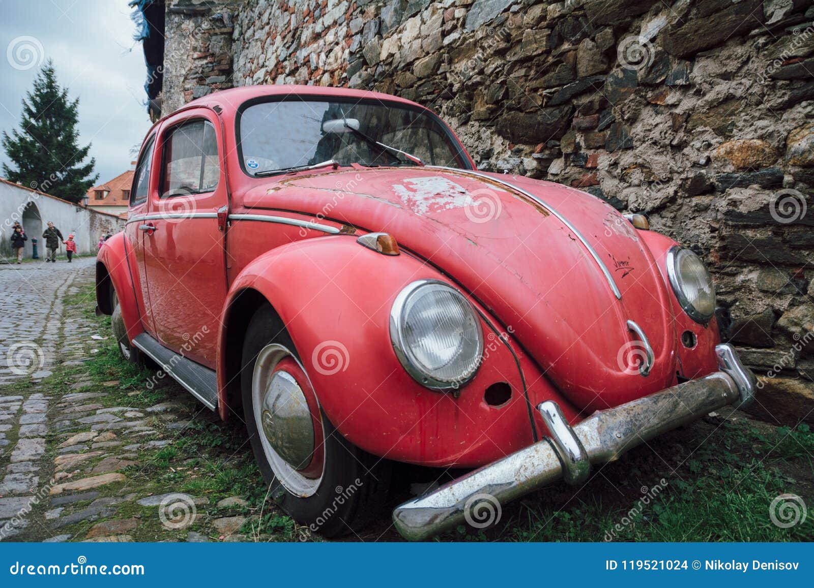 Volkswagen Beetle rojo imagen de archivo editorial. Imagen de nube ...