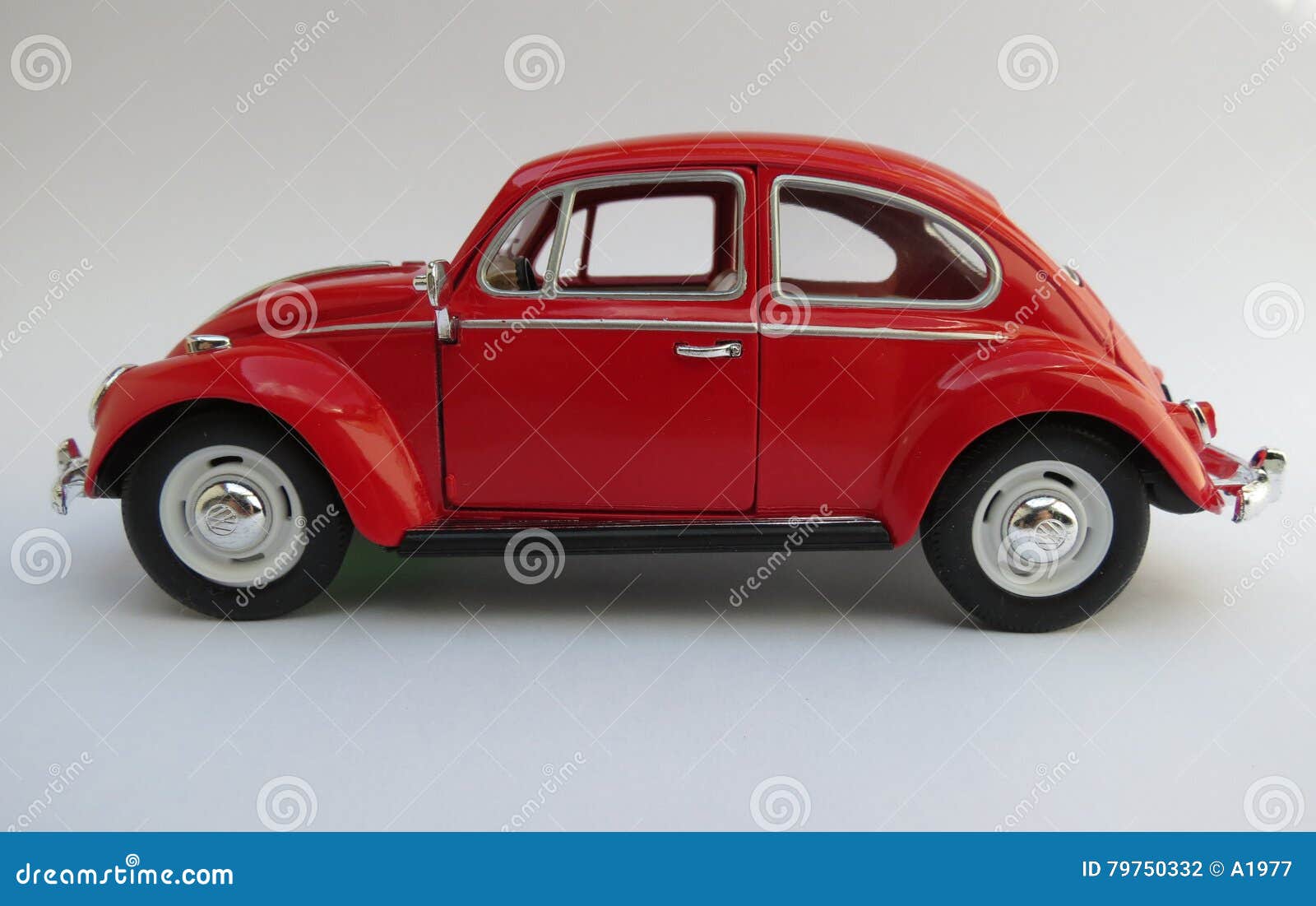 Volkswagen Beetle rojo fotografía editorial. Imagen de brillante - 79750332