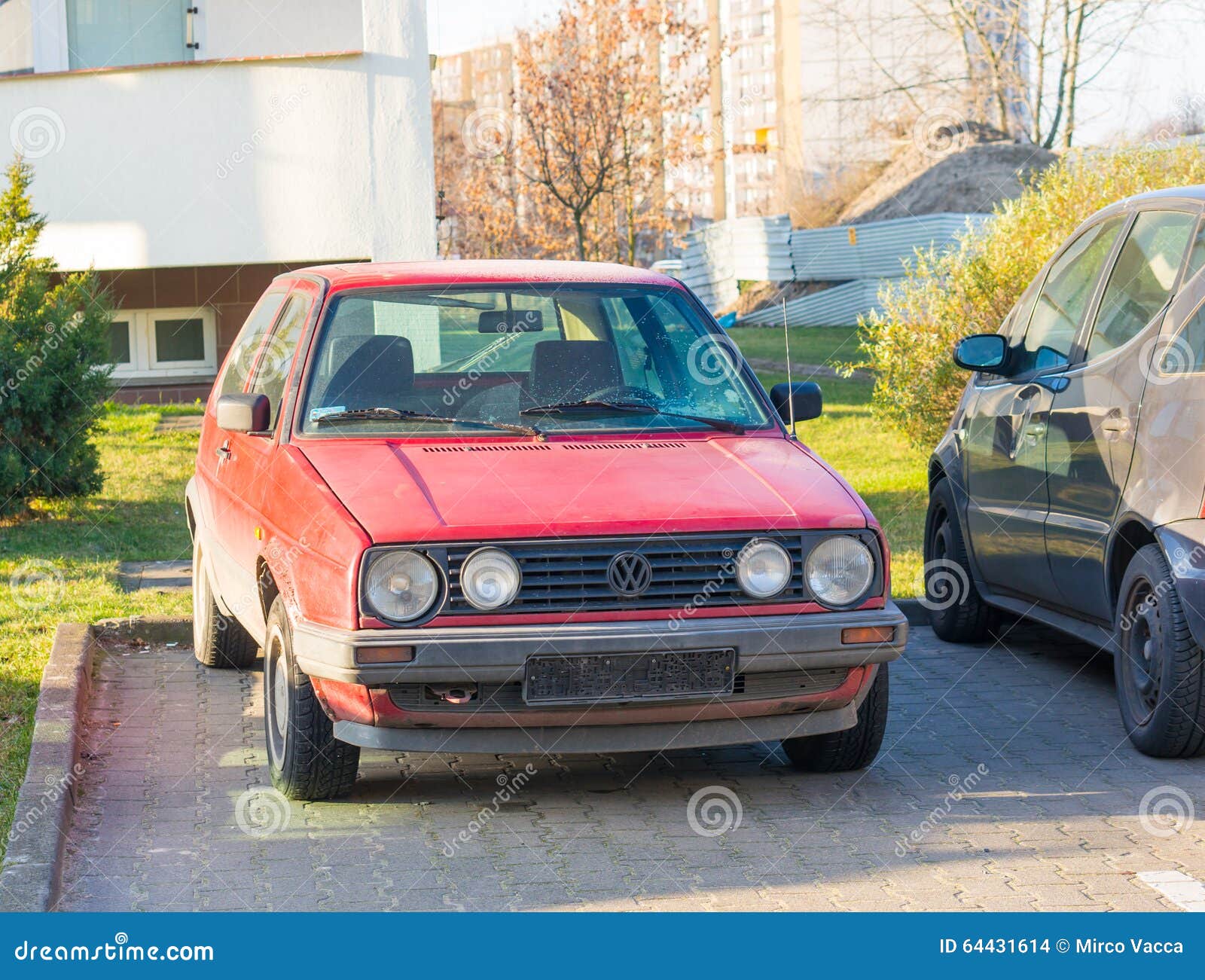 Volkswagen Golf rojo imagen de archivo editorial. Imagen de acera ...
