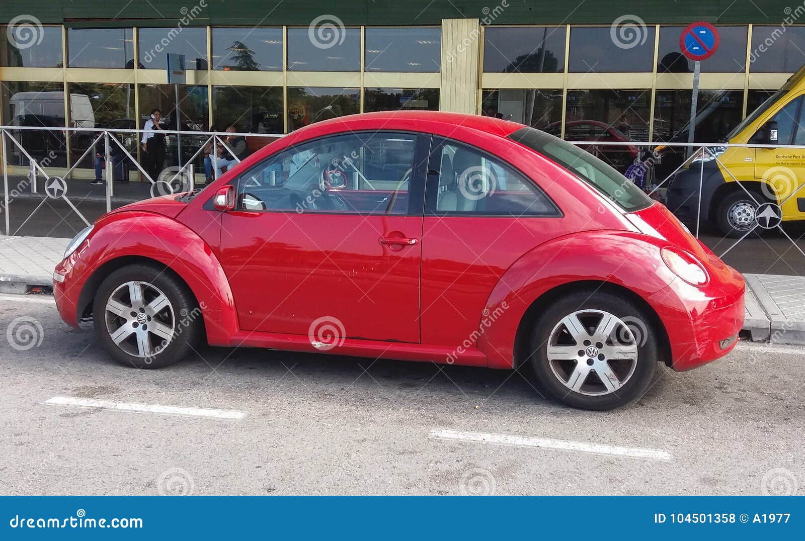 Volkswagen New Beetle rojo foto de archivo editorial. Imagen de europa ...