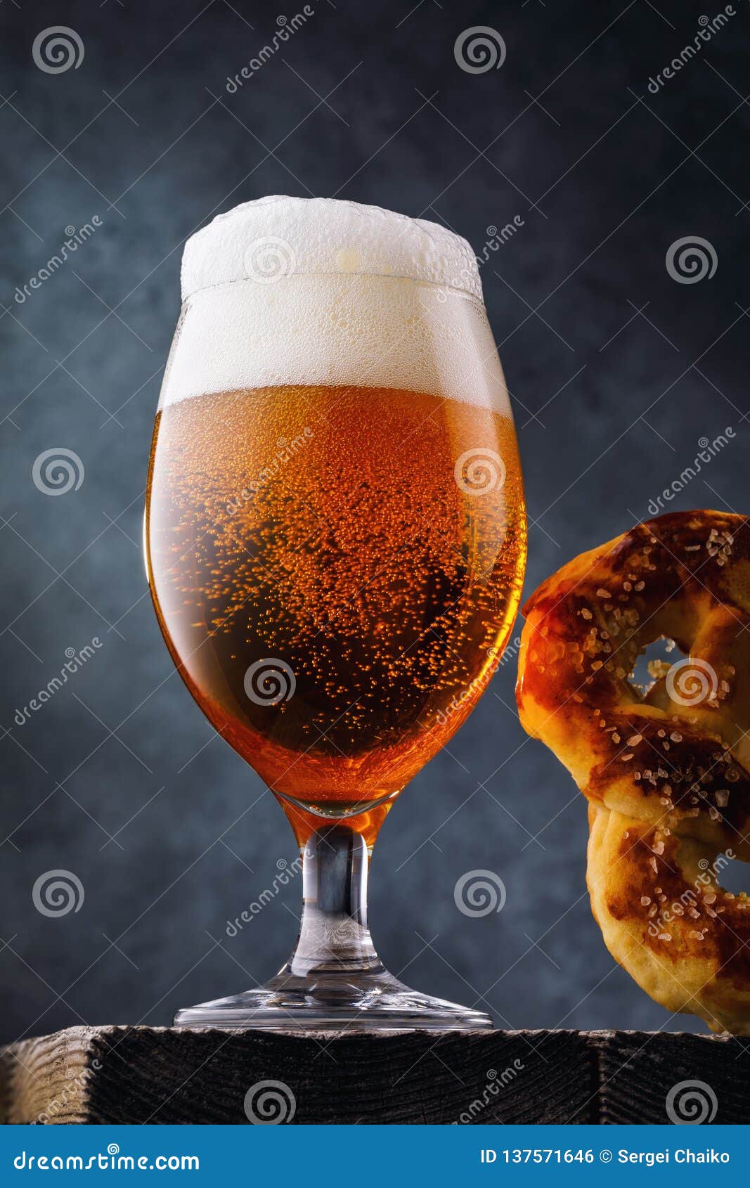 Volles Glas Gefiltertes Helles Bier Mit Einer Brezel Stockfoto - Bild ...