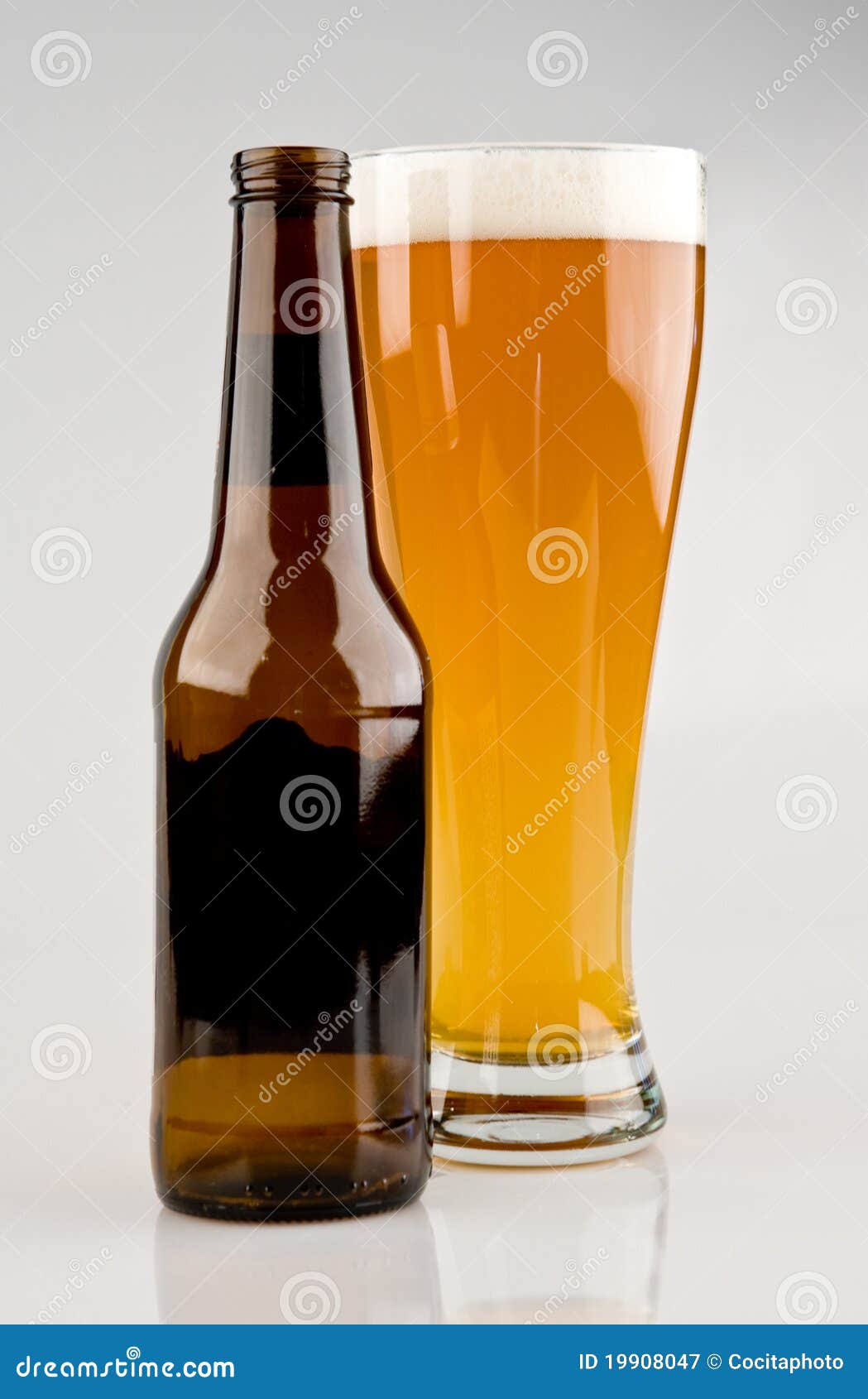 Volles Glas Helles Bier Mit Flasche Stockbild - Bild von neigung ...