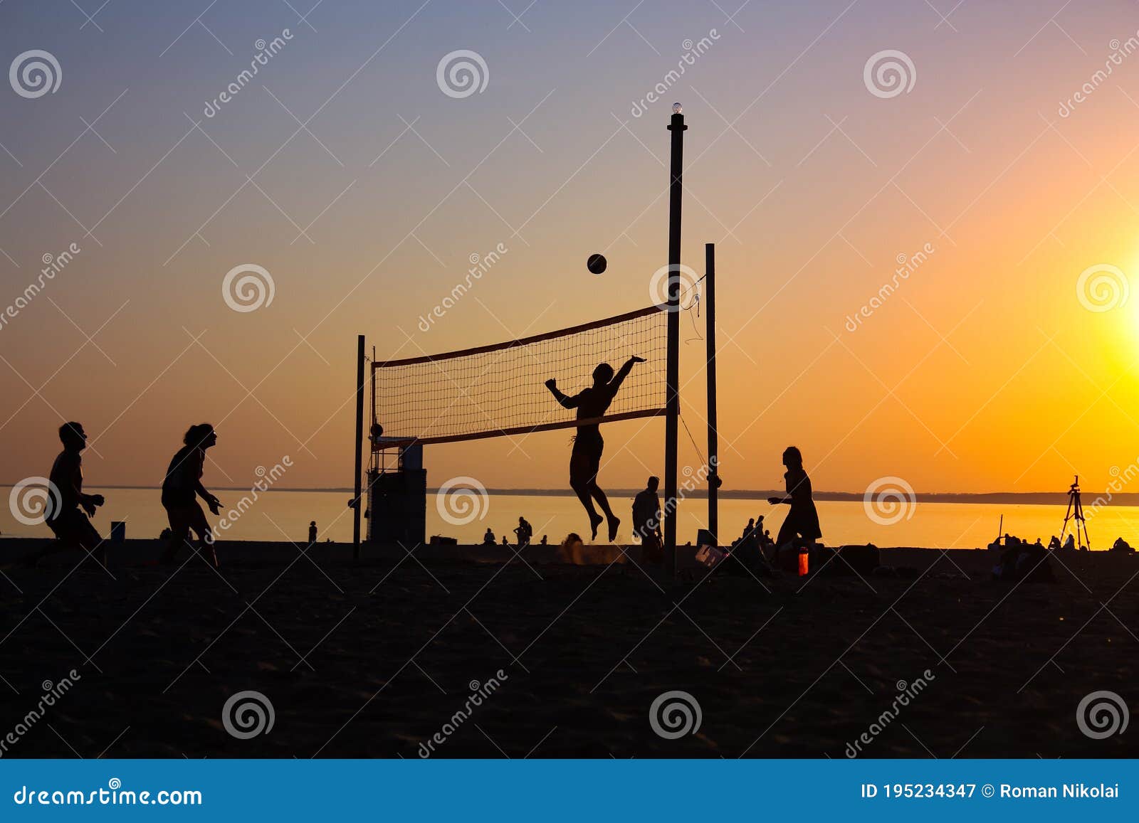 Volleyball auf dem Strand redaktionelles stockfotografie. Bild von ...