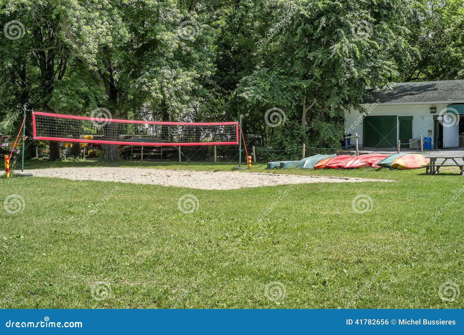 Volleyballfeld stockfoto. Bild von schroff, draussen - 41782656