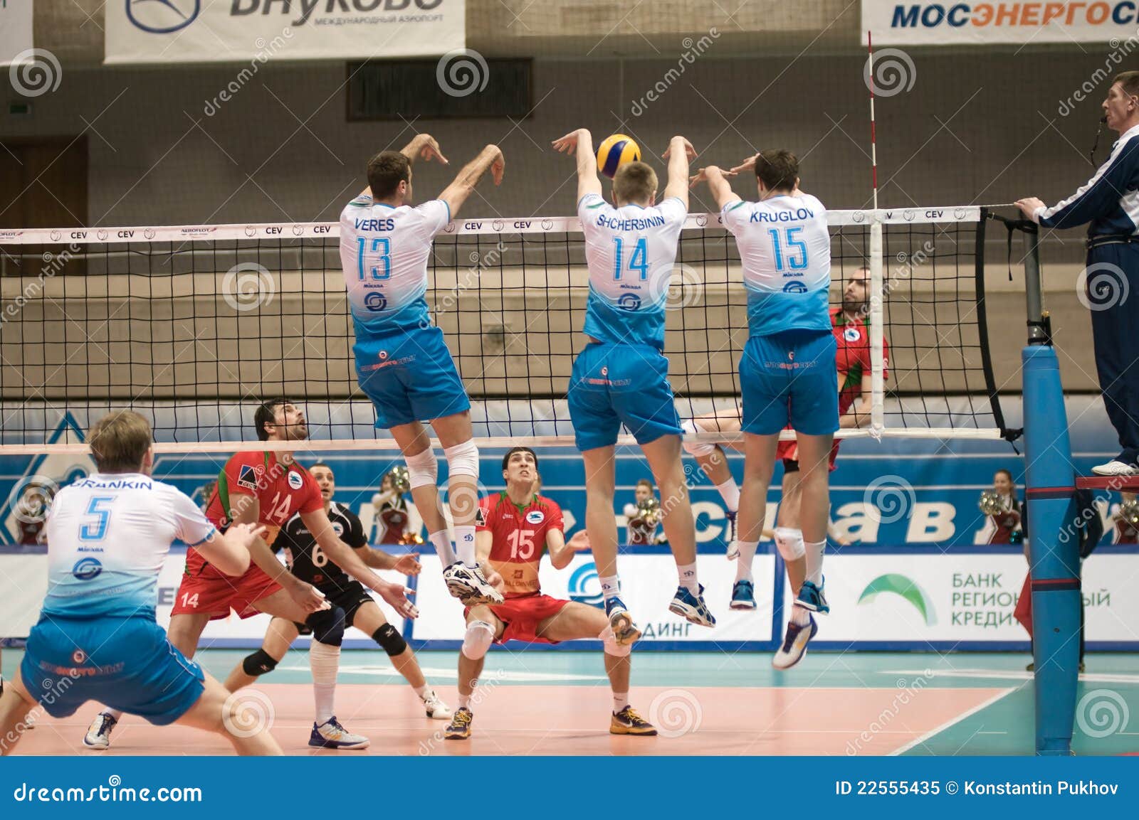 Volleyboll redaktionell foto. Bild av inomhus, boll, leka - 22555435