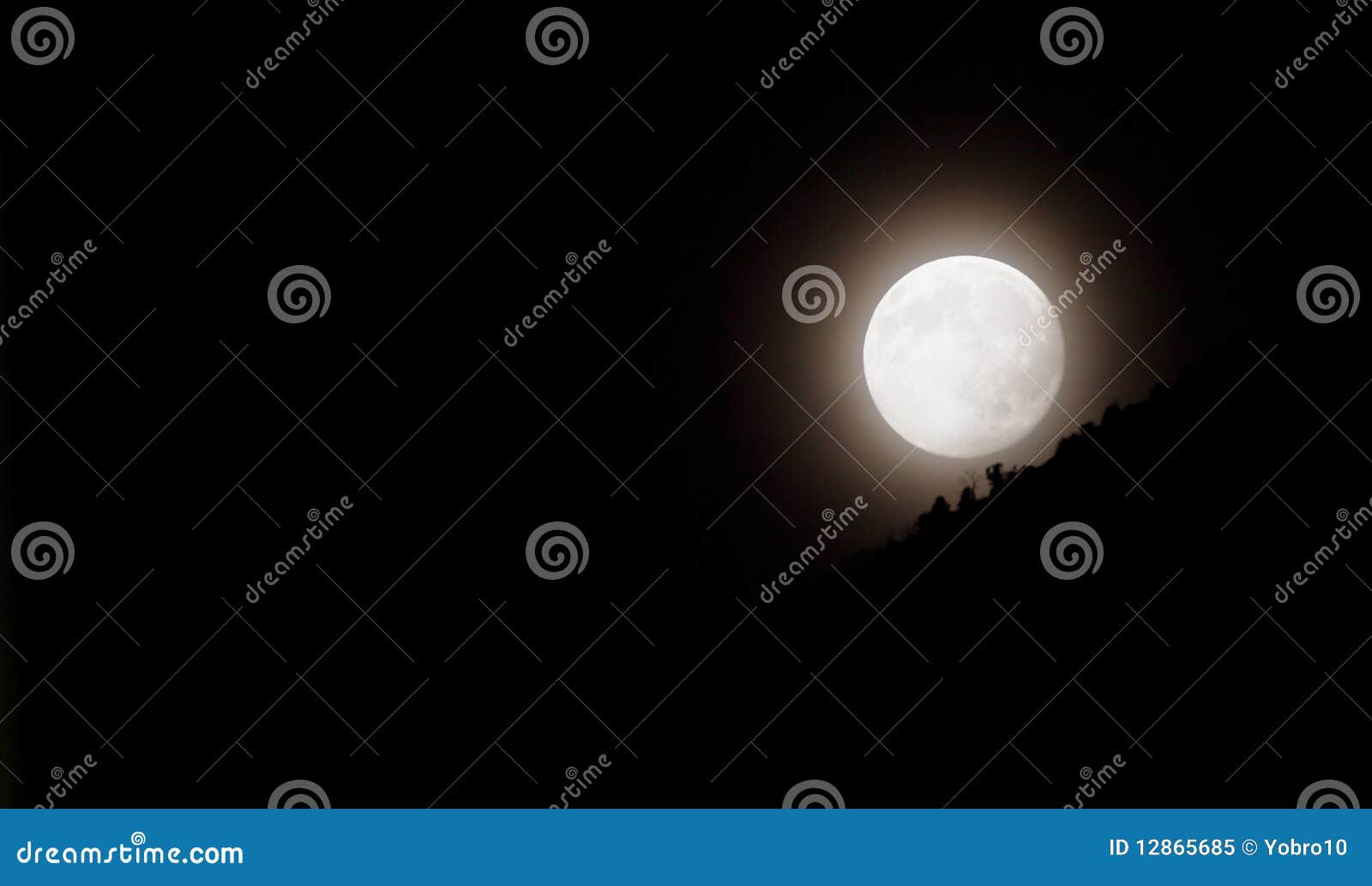 Vollmond um Mitternacht stockbild. Bild von nacht, dunkel - 12865685