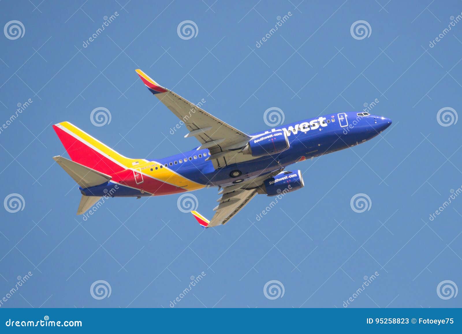 Volo Dell'aereo Commerciale in Cielo Blu Fotografia Stock Editoriale ...