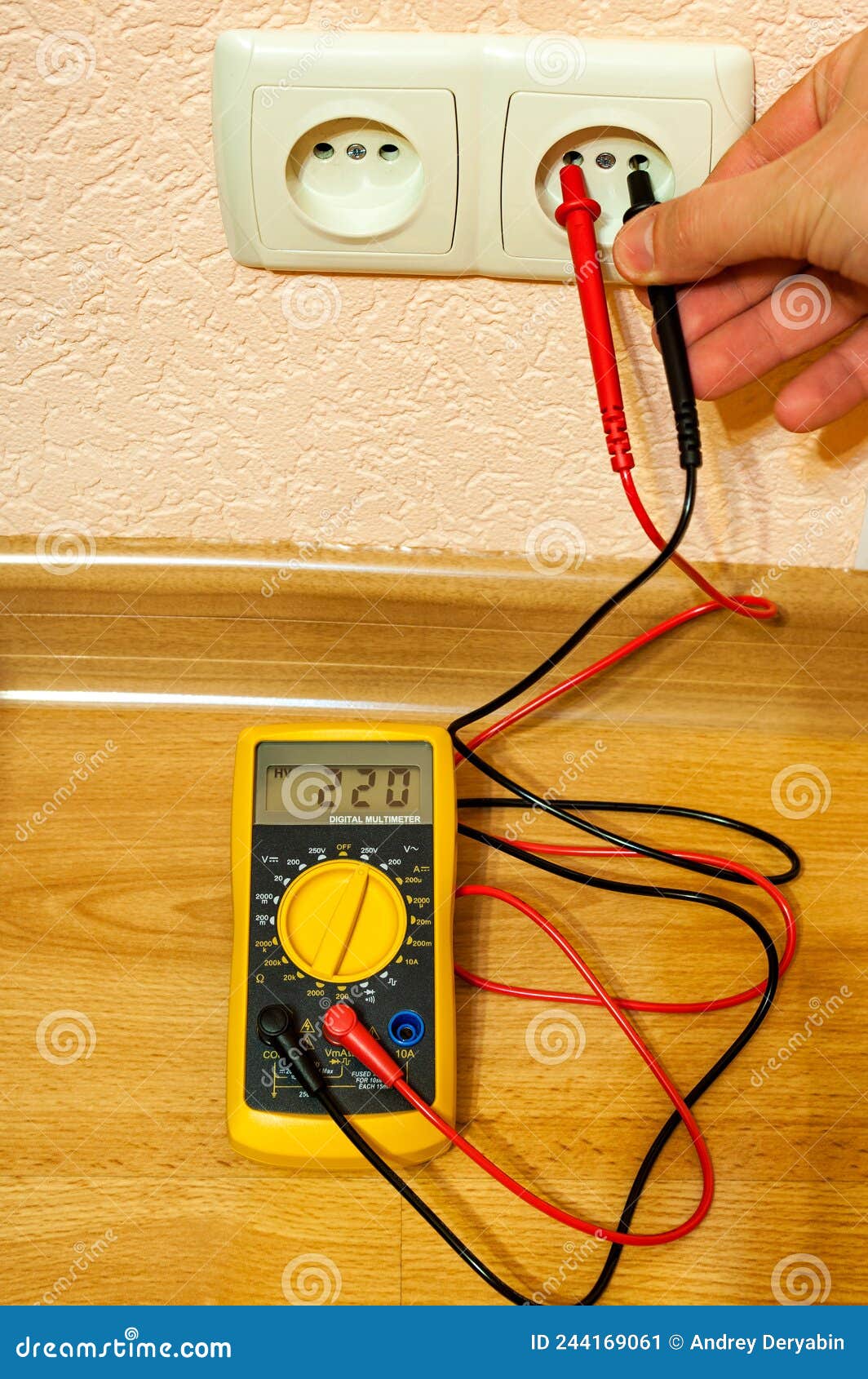 Voltagem Da Tomada De Medida Com Multimetro Digital Moderno Imagem de ...