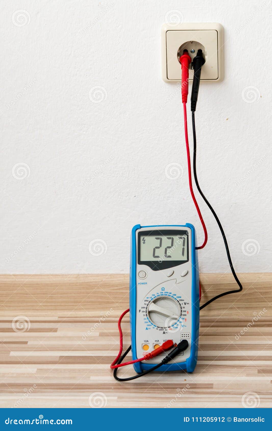 Voltaje Que Mide Con El Instrumento Del Multímetro Digital En El ...