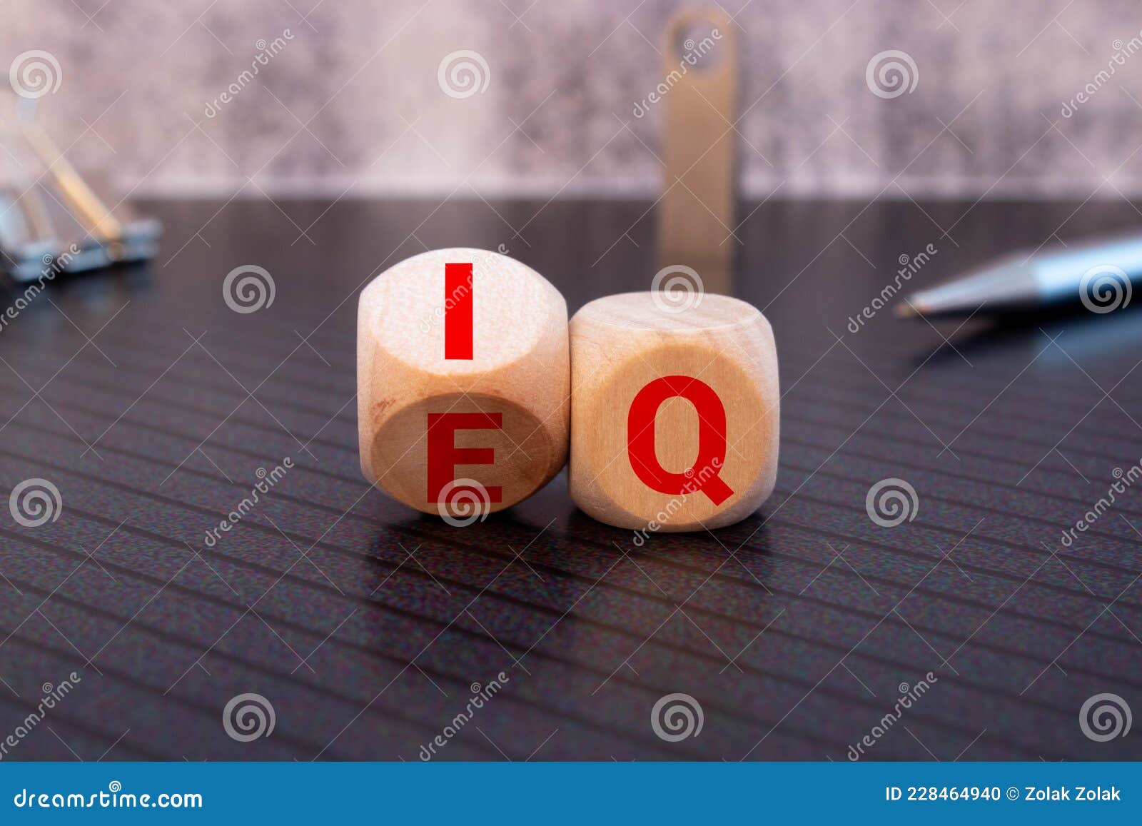 Voltear De Eq a Iq Que Imprimen La Pantalla En Bloque De Cubo De Madera ... Voltear De Eq a Iq Que Imprimen La Pantalla En Bloque De Cubo De Madera ...
