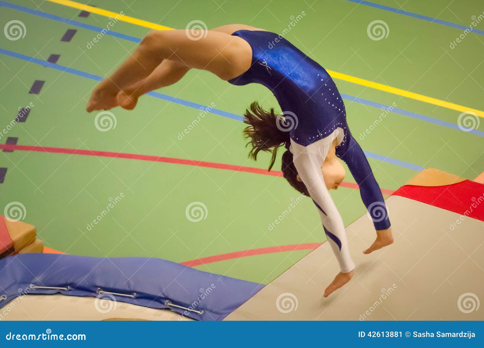 Voltereta Sobre Las Manos De Ejecución Del Salto De La Muchacha Joven ... Voltereta Sobre Las Manos De Ejecución Del Salto De La Muchacha Joven ...