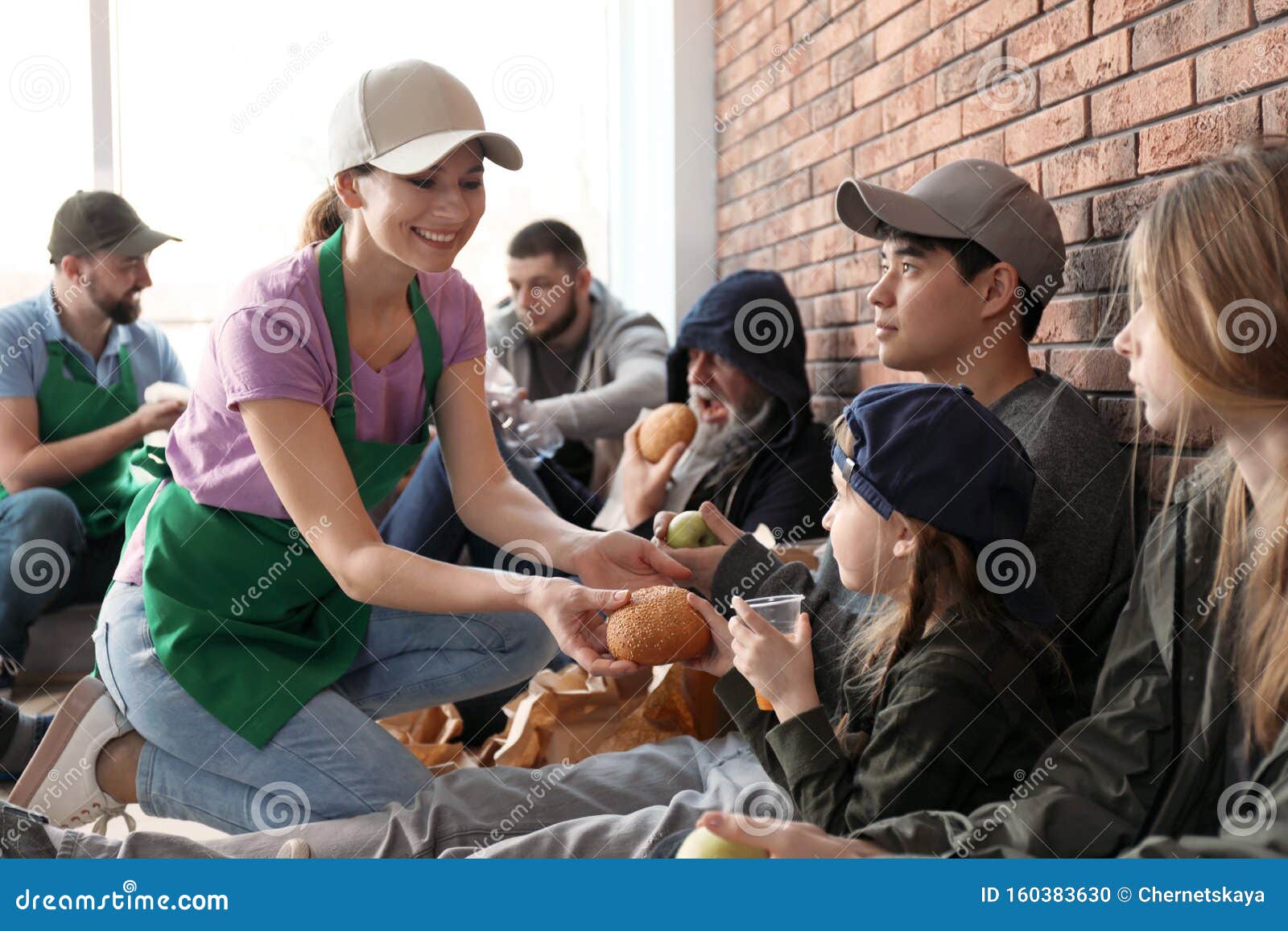 Voluntarios Dando Alimentos a Los Pobres Foto de archivo - Imagen de ...