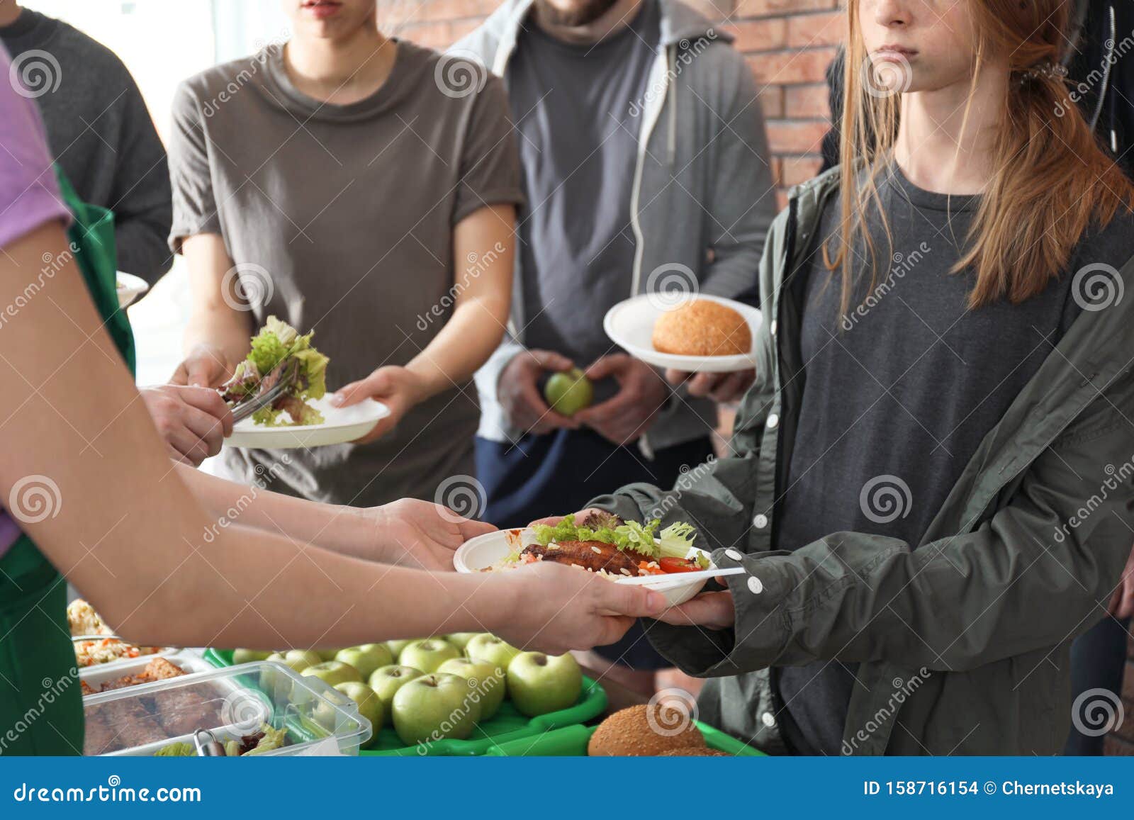 Voluntarios Dando Comida a Los Pobres Dentro De Sus Casas Foto de ...