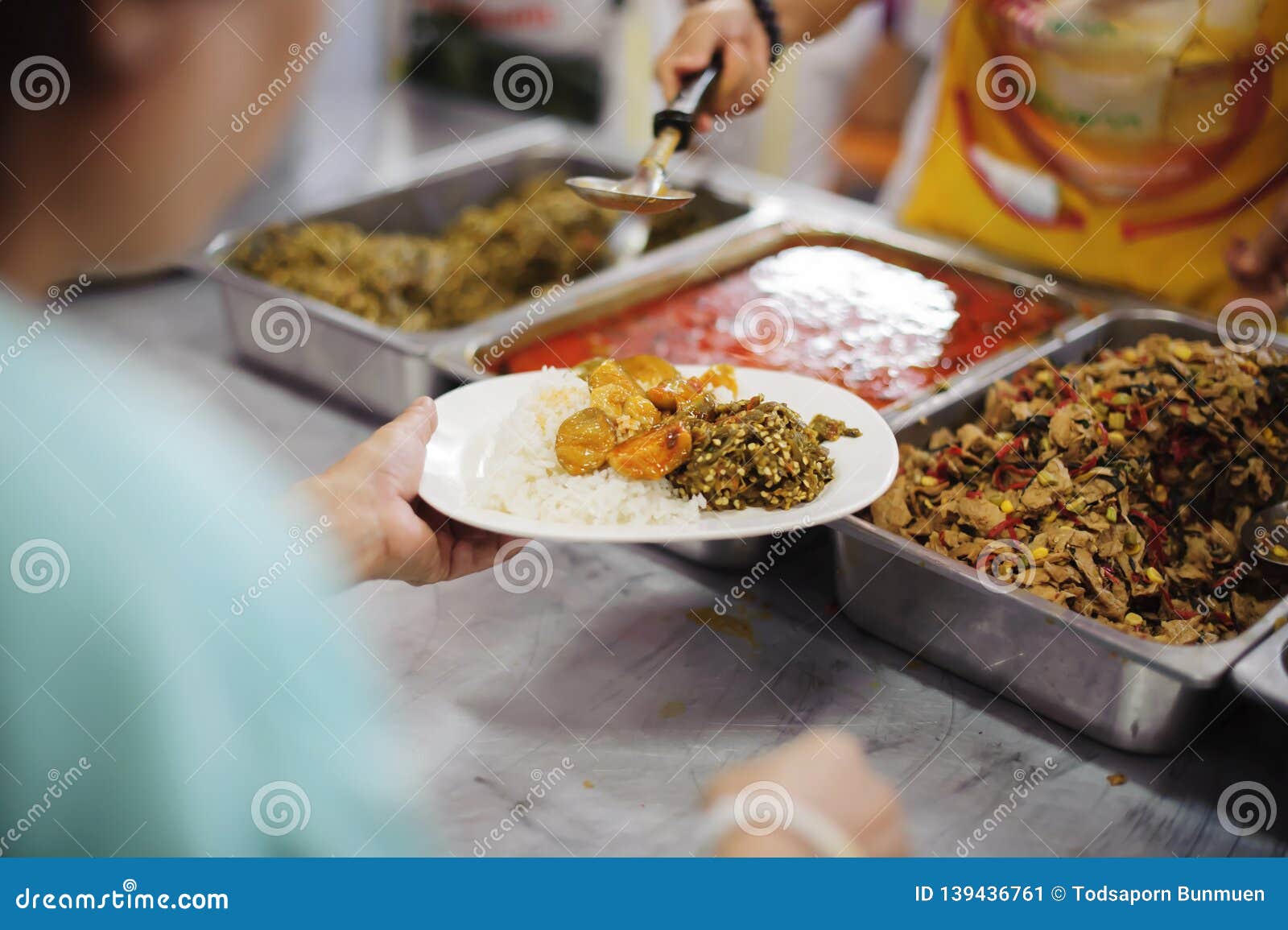 Voluntarios Que Sirven La Comida Para La Gente Pobre: Comida Que ...