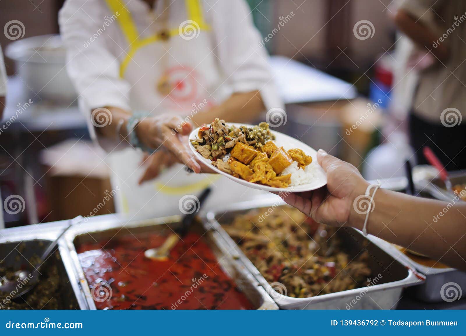 Voluntarios Que Sirven La Comida Para La Gente Pobre: Comida Que ...