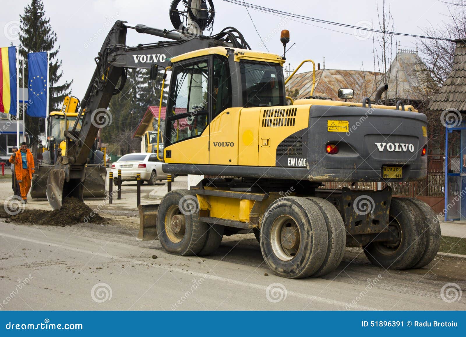 Volvo digger on duty editorial photo. Image of road, business - 51896391