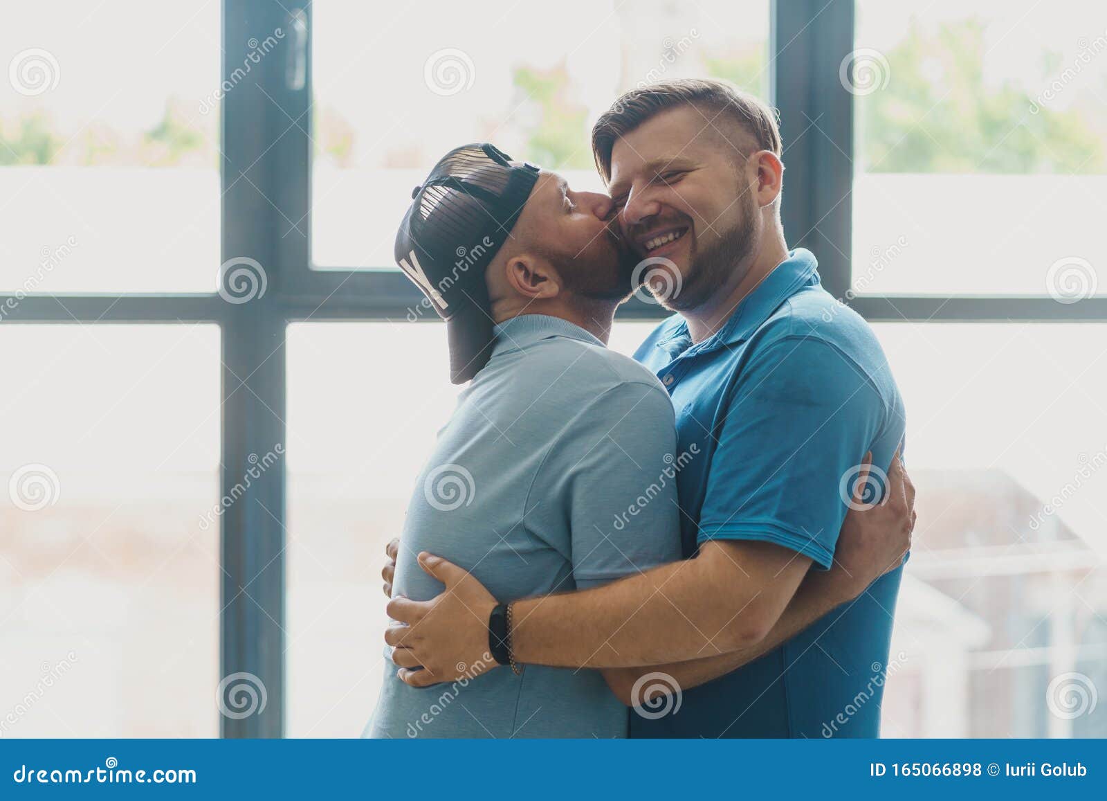Volwassen Homoseksueel Koppel Kussen Fantastische Momenten Stock Foto