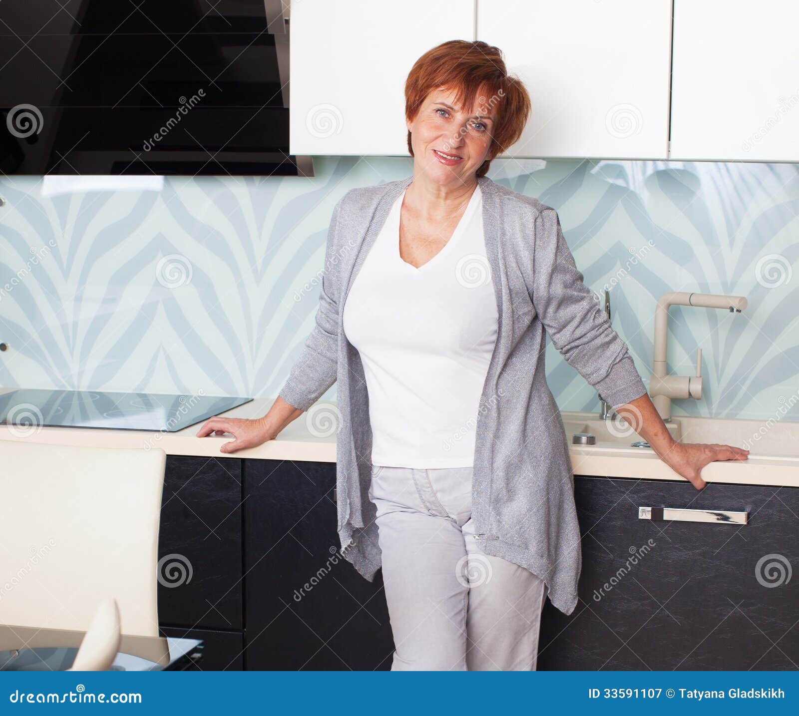 Volwassen vrouw op keuken stock afbeelding. Image of bejaarden - 33591107