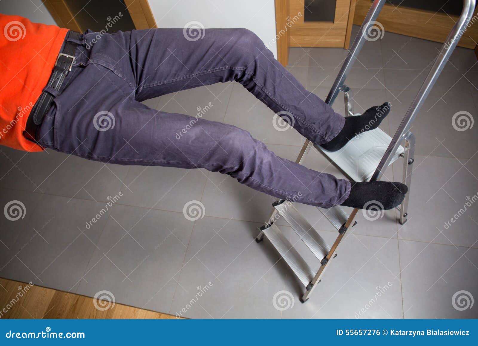 Von Der Leiter Unten Fallen Stockfoto - Bild von karosserie, notfall ...