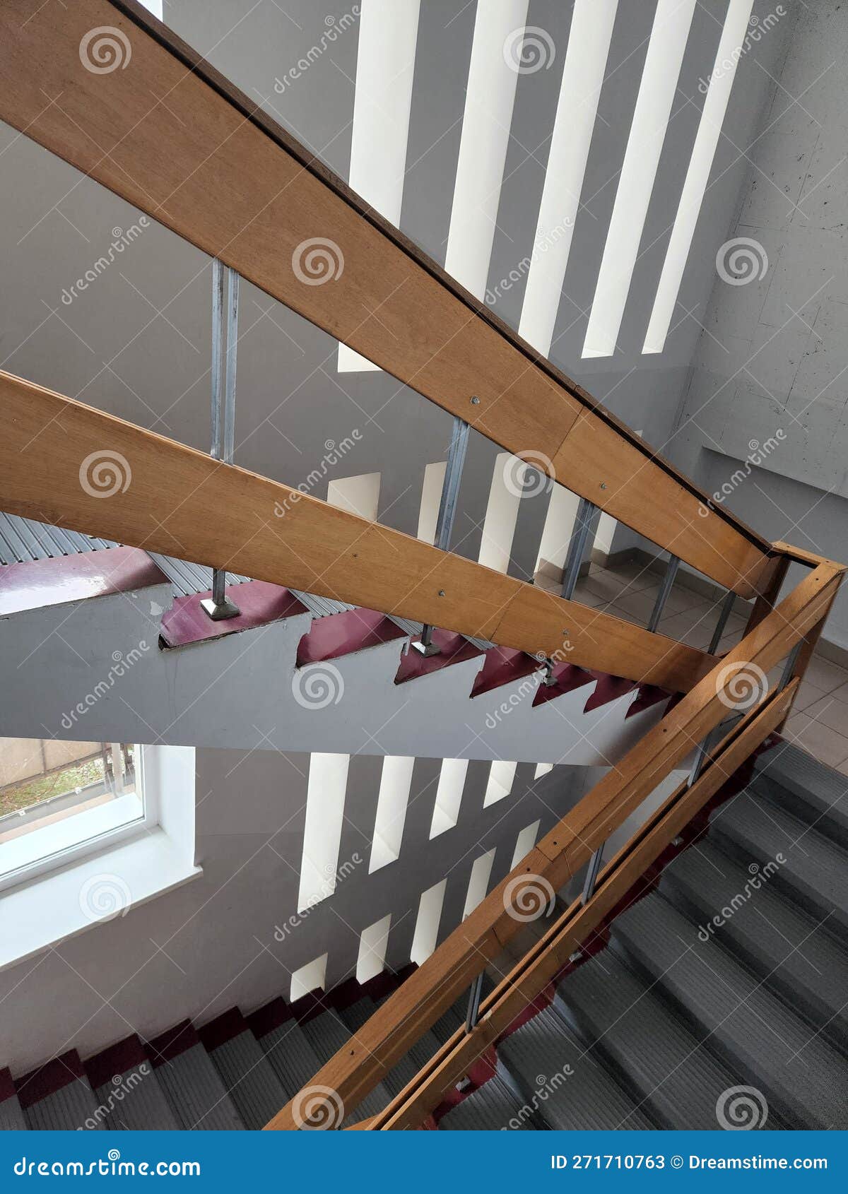 Voo De Escadas. Interior Da Escada. Passos Para O Andar Superior Imagem ...