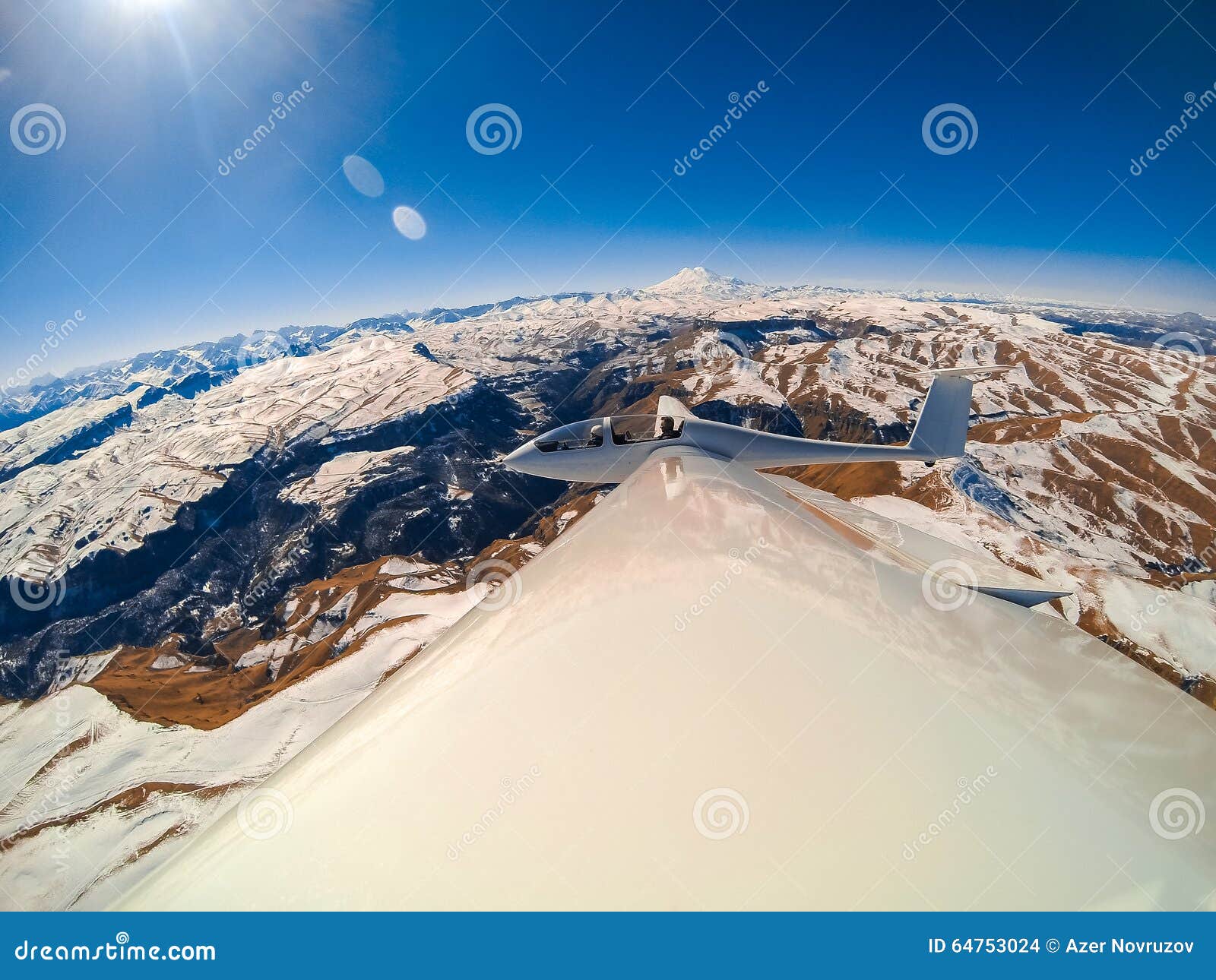 Voo em um planador imagem de stock editorial. Imagem de neve - 64753024