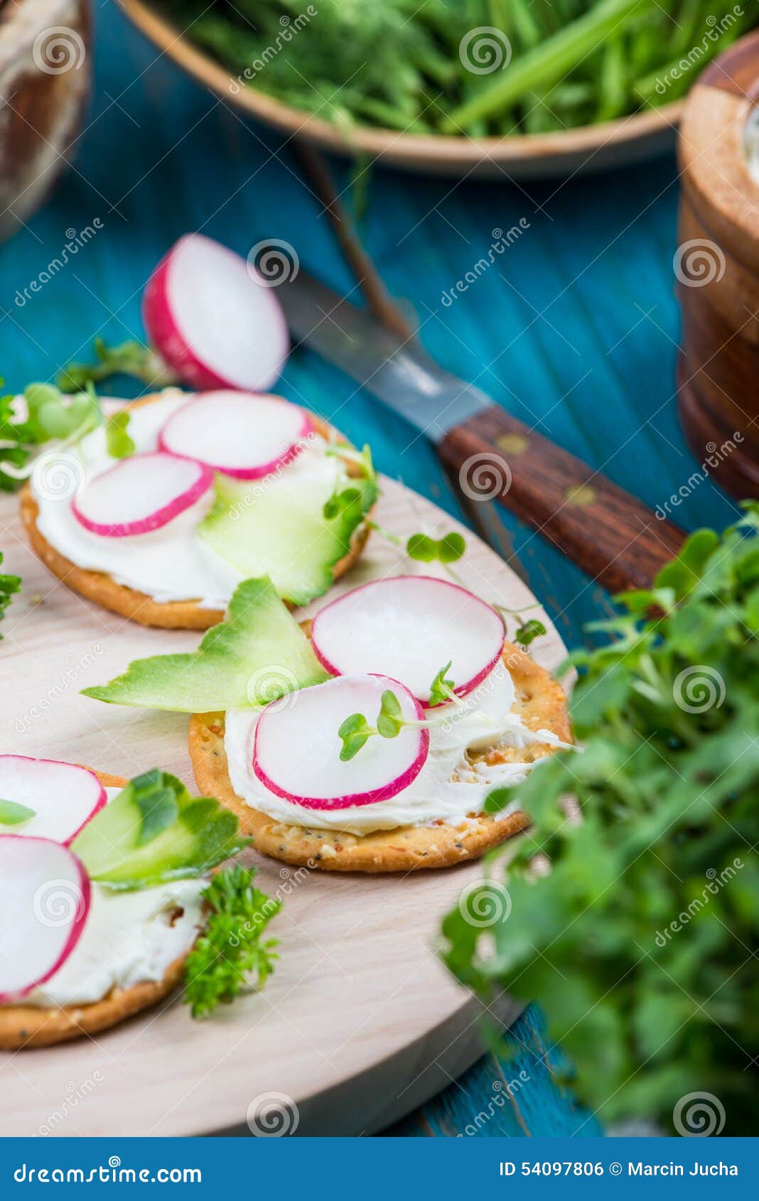 Voorbereiding Van Zoute Crackers Met Verse Radijs Stock Foto - Image of ...