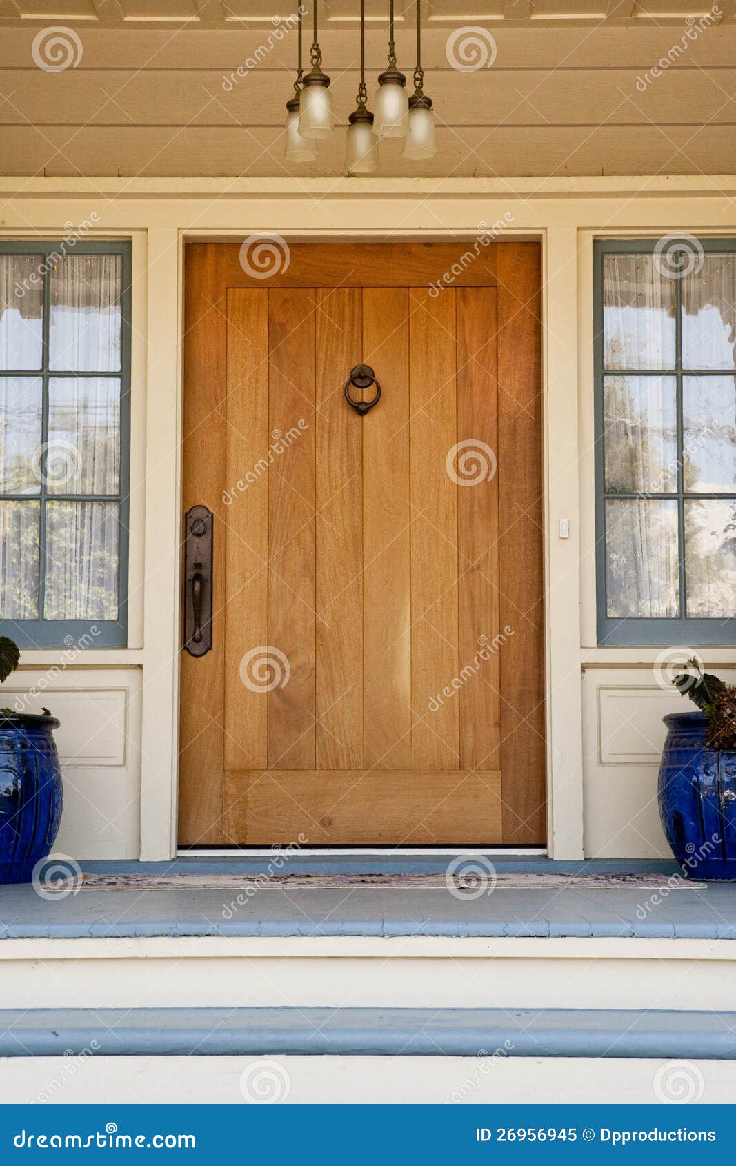 Voordeur Van Een Huis Upscale Stock Afbeelding - Image of structuur ...