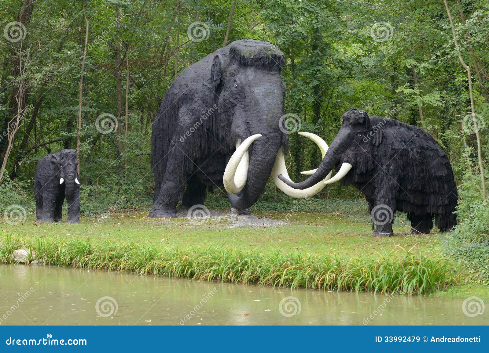 Voorhistorische mammoeten stock afbeelding. Image of boomstammen - 33992479