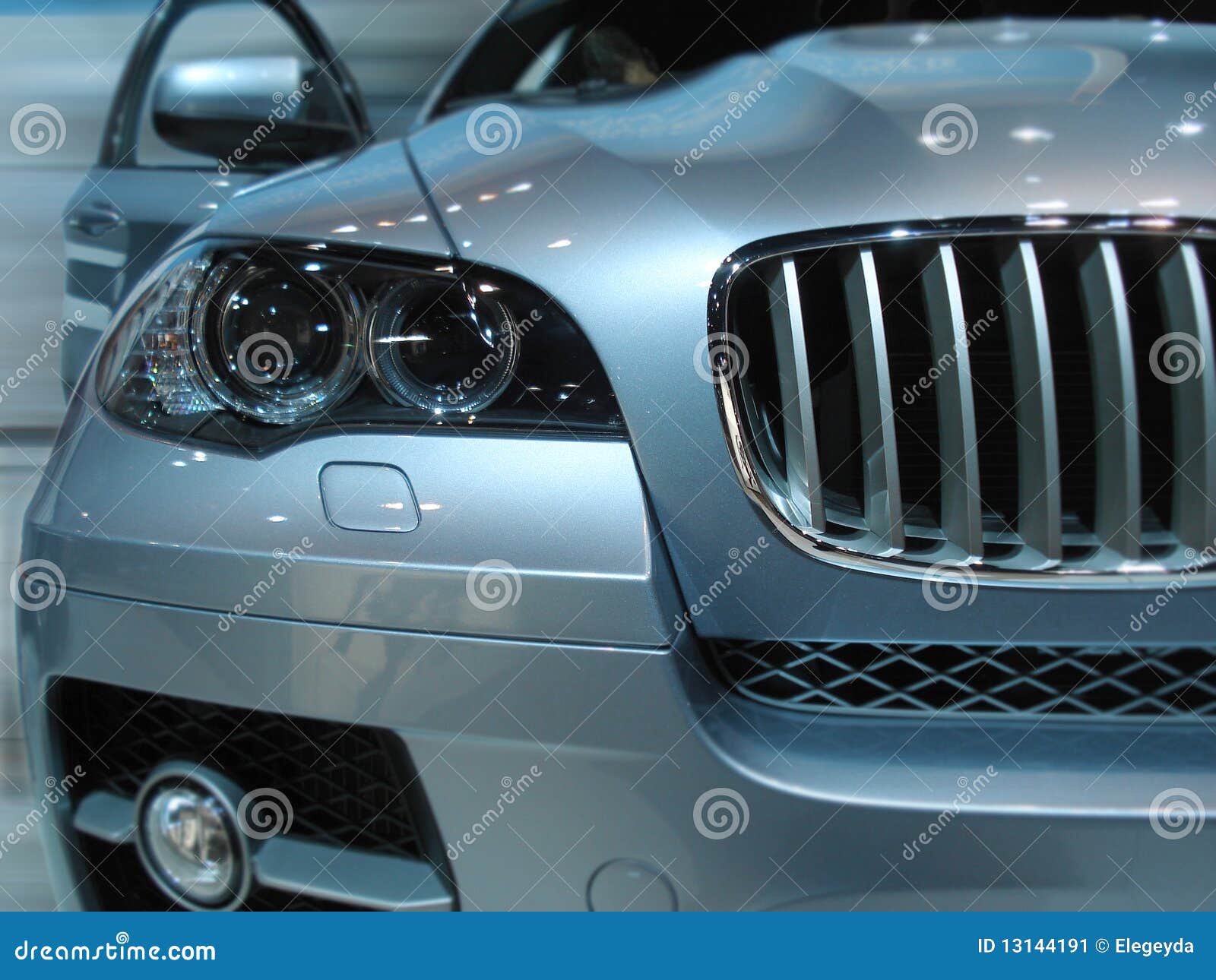 Voorzijde van een auto stock afbeelding. Image of flits - 13144191