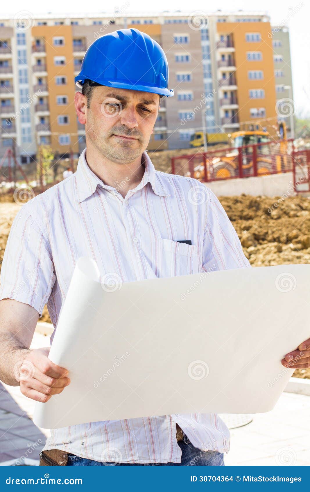 Vorarbeiter, Der Das Projekt Schaut Stockfoto - Bild von kaukasisch ...