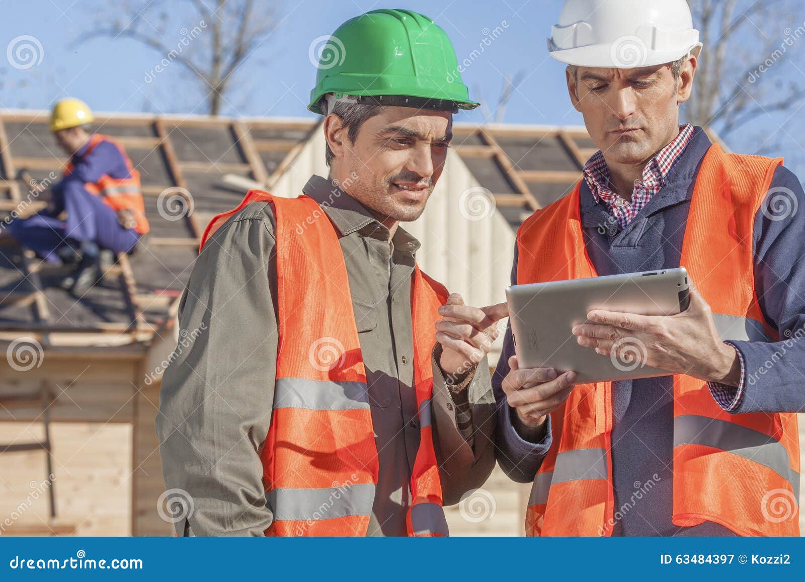 Vorarbeiter Und Laie Auf Baustelle Stockbild - Bild von lächeln ...
