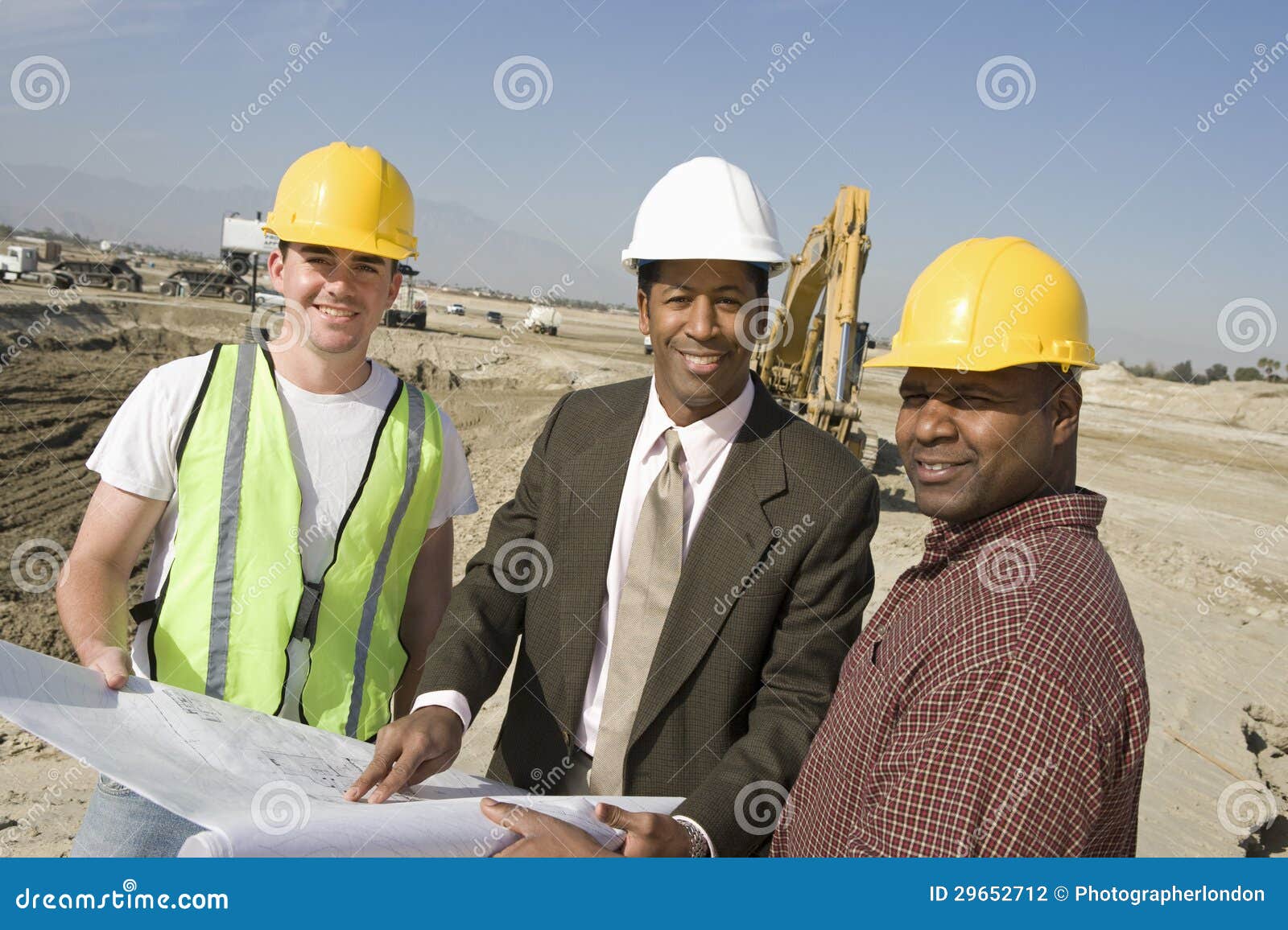 Vorarbeiter-and Workers with-Plan am Standort Stockfoto - Bild von ...