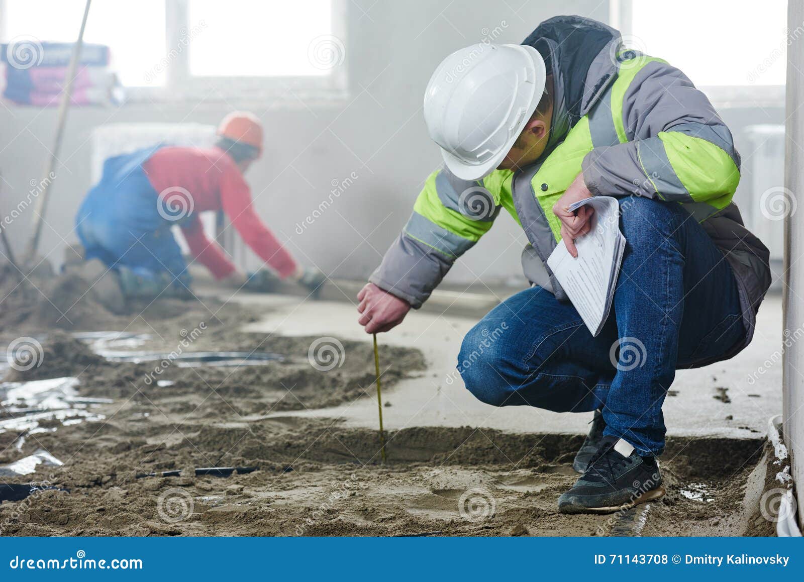 Vorarbeitererbauer, Der Konkrete Bauarbeit in Der Wohnung Kontrolliert ...