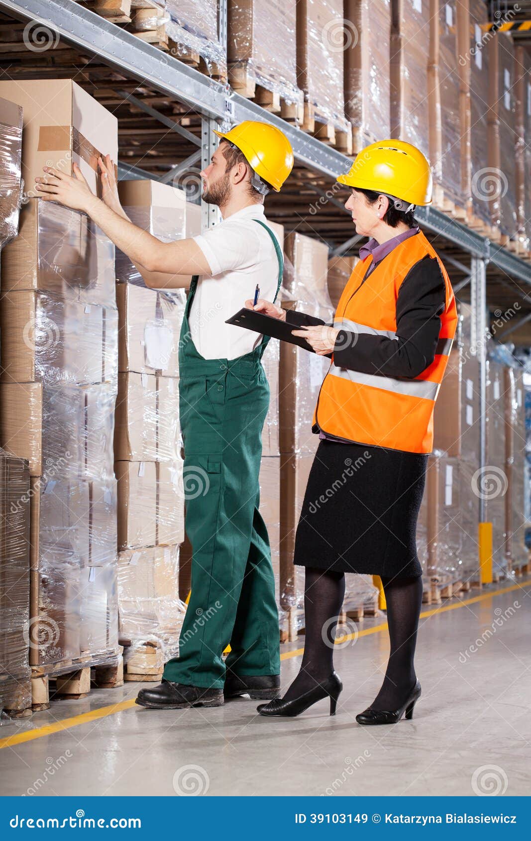 Vorgesetzter Und Arbeitskraft Im Lager Stockbild - Bild von kontrolle ...