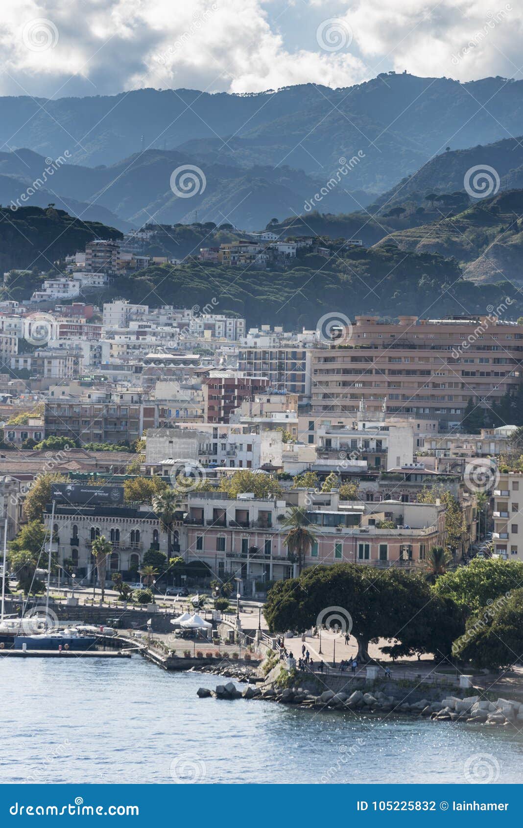 Vororte Und Berge Von Messina Sizilien Redaktionelles Stockfotografie ...