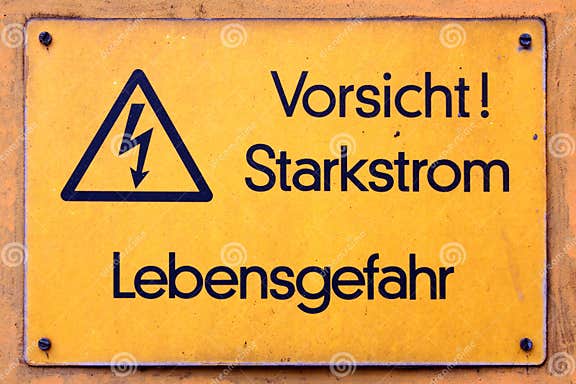 Vorsicht Starkstrom stock afbeelding. Image of spanning - 40782789