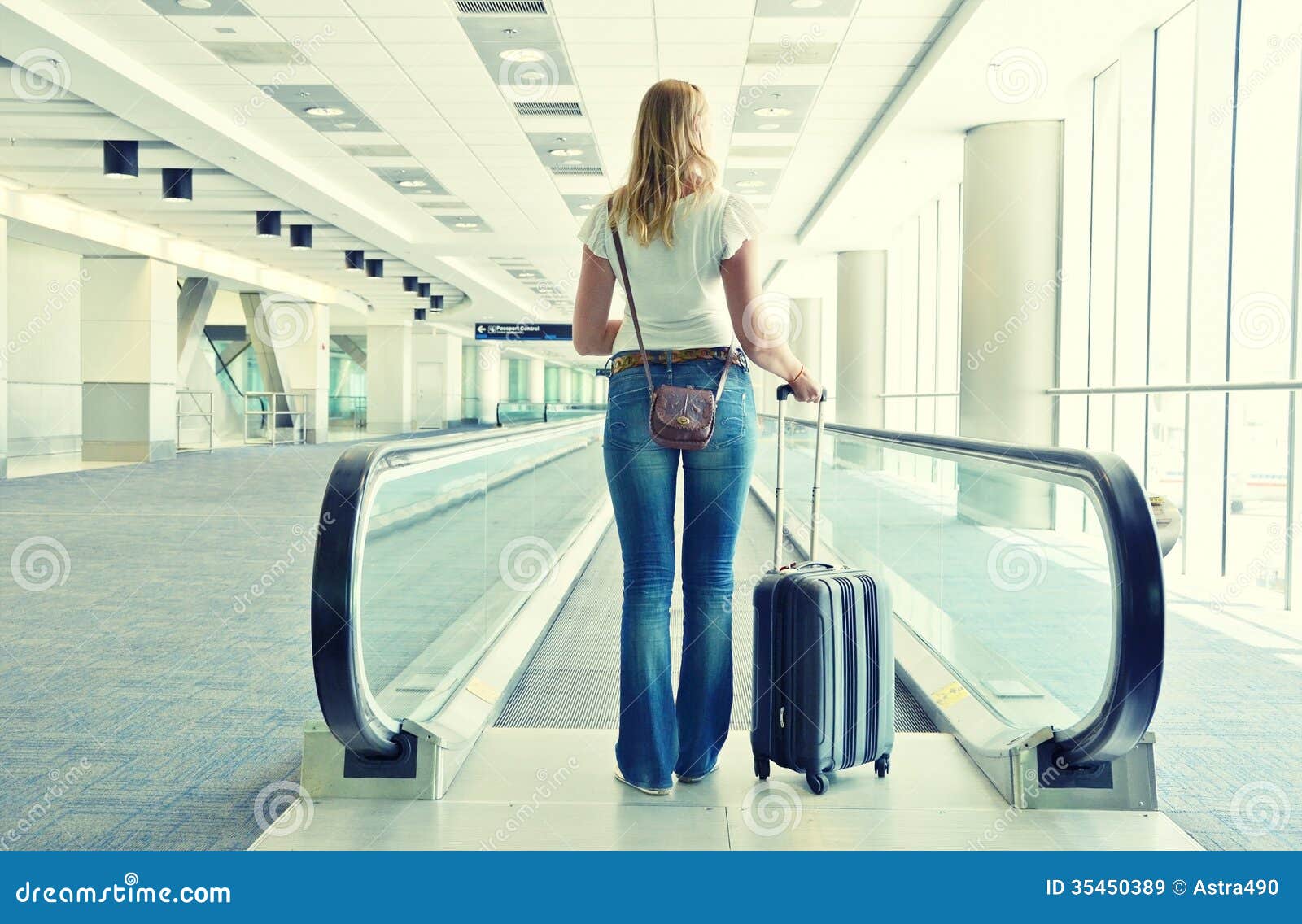 Voyageur avec une valise image stock. Image du railway - 35450389