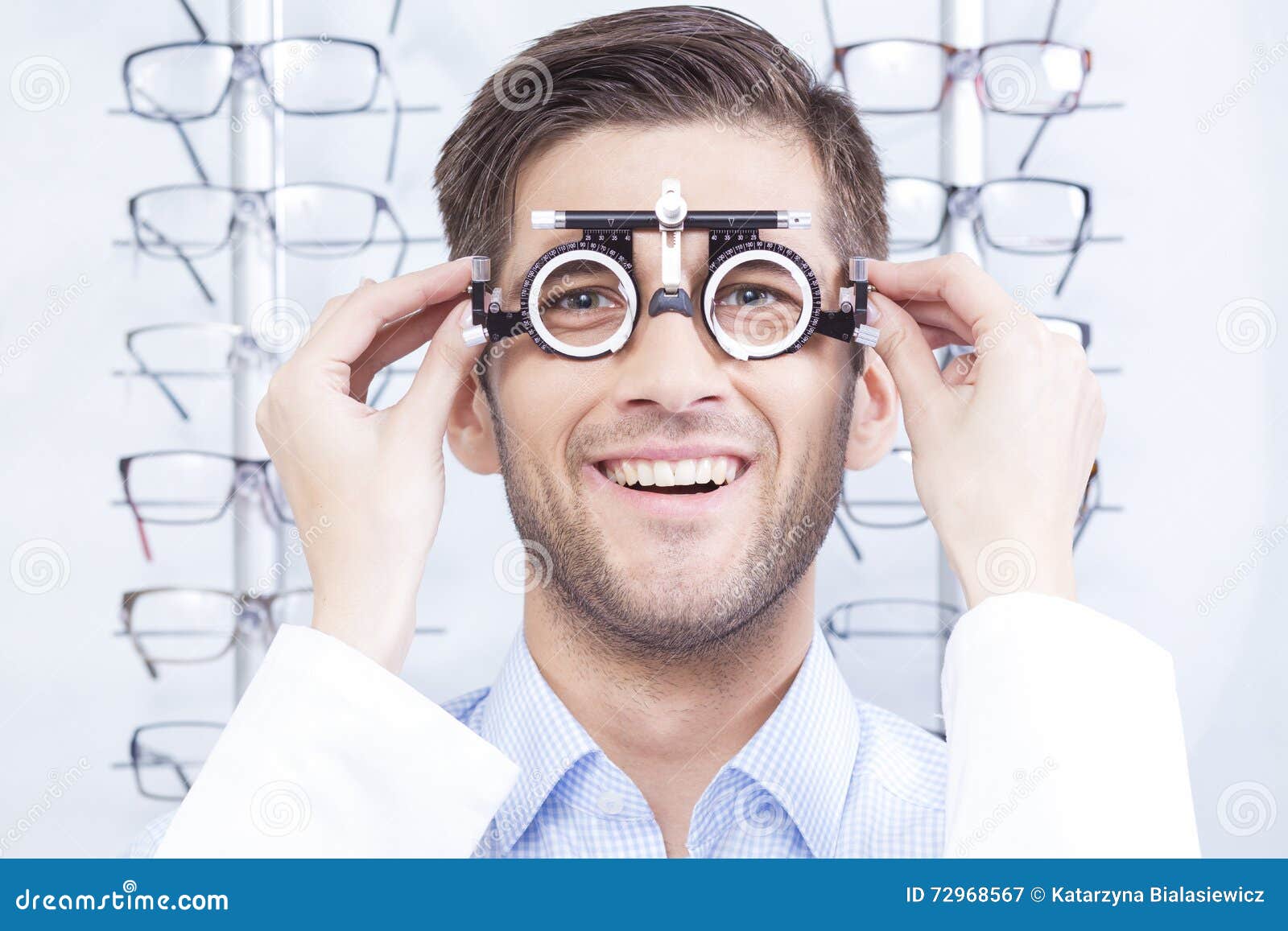 Voyons Comment Effectue Votre Travail De Vision Image stock - Image du ...