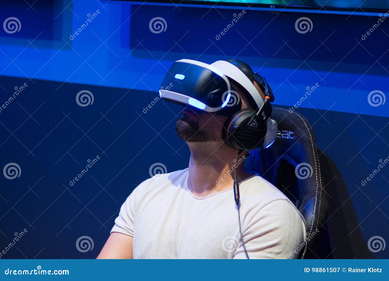 VR Eyeglasses editorial photography. Image of event, business - 98861507