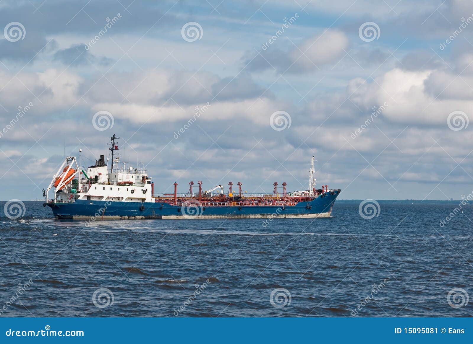 Vrachtschip stock afbeelding. Image of vracht, ochtend - 15095081