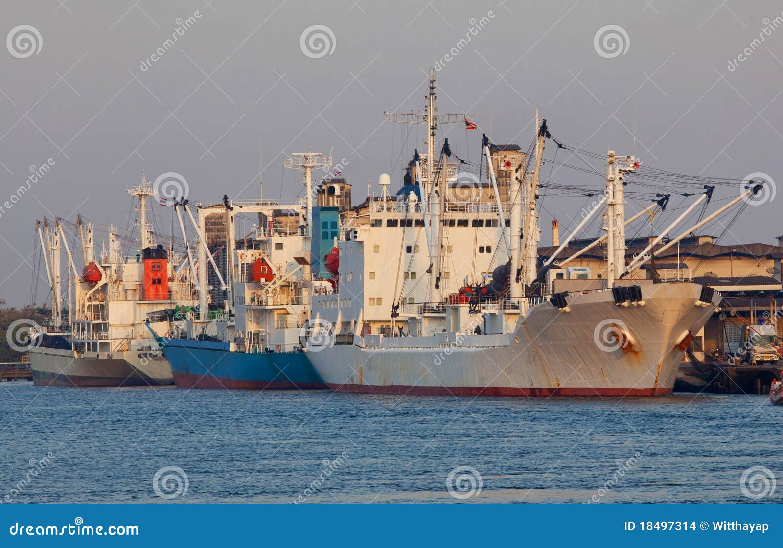 Vrachtschip stock foto. Image of oceaan, kabel, lading - 18497314