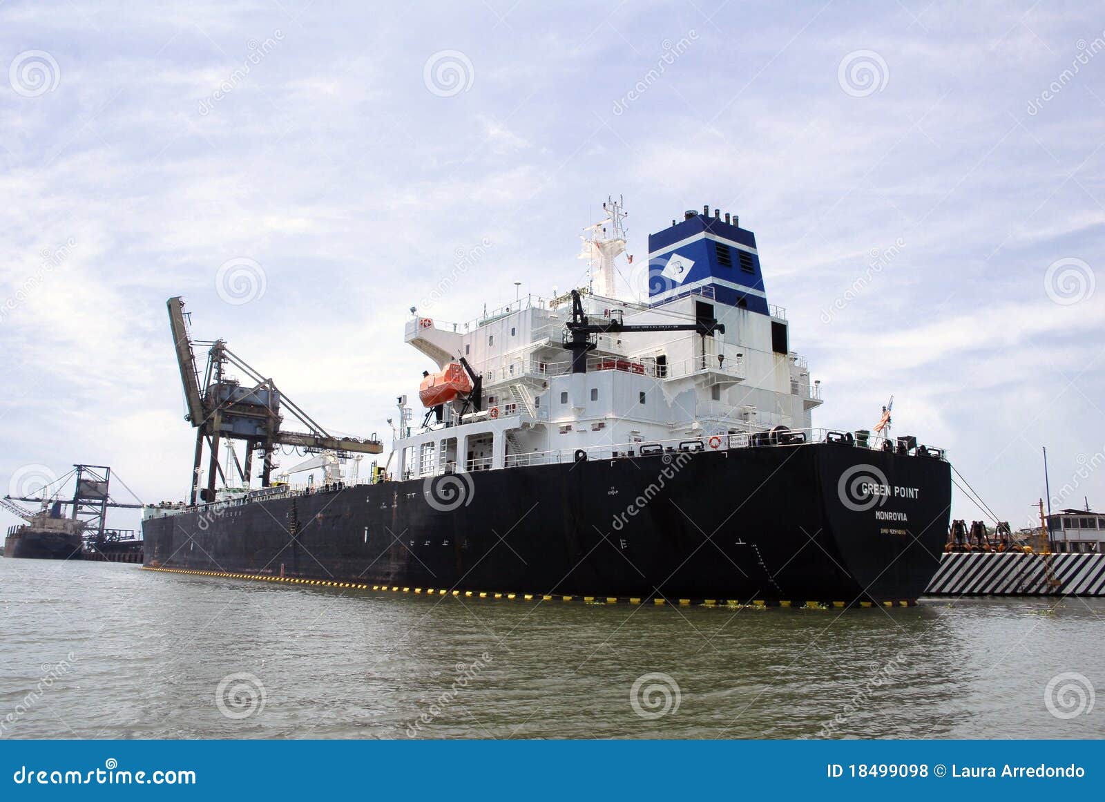 Vrachtschip redactionele stock foto. Image of levering - 18499098