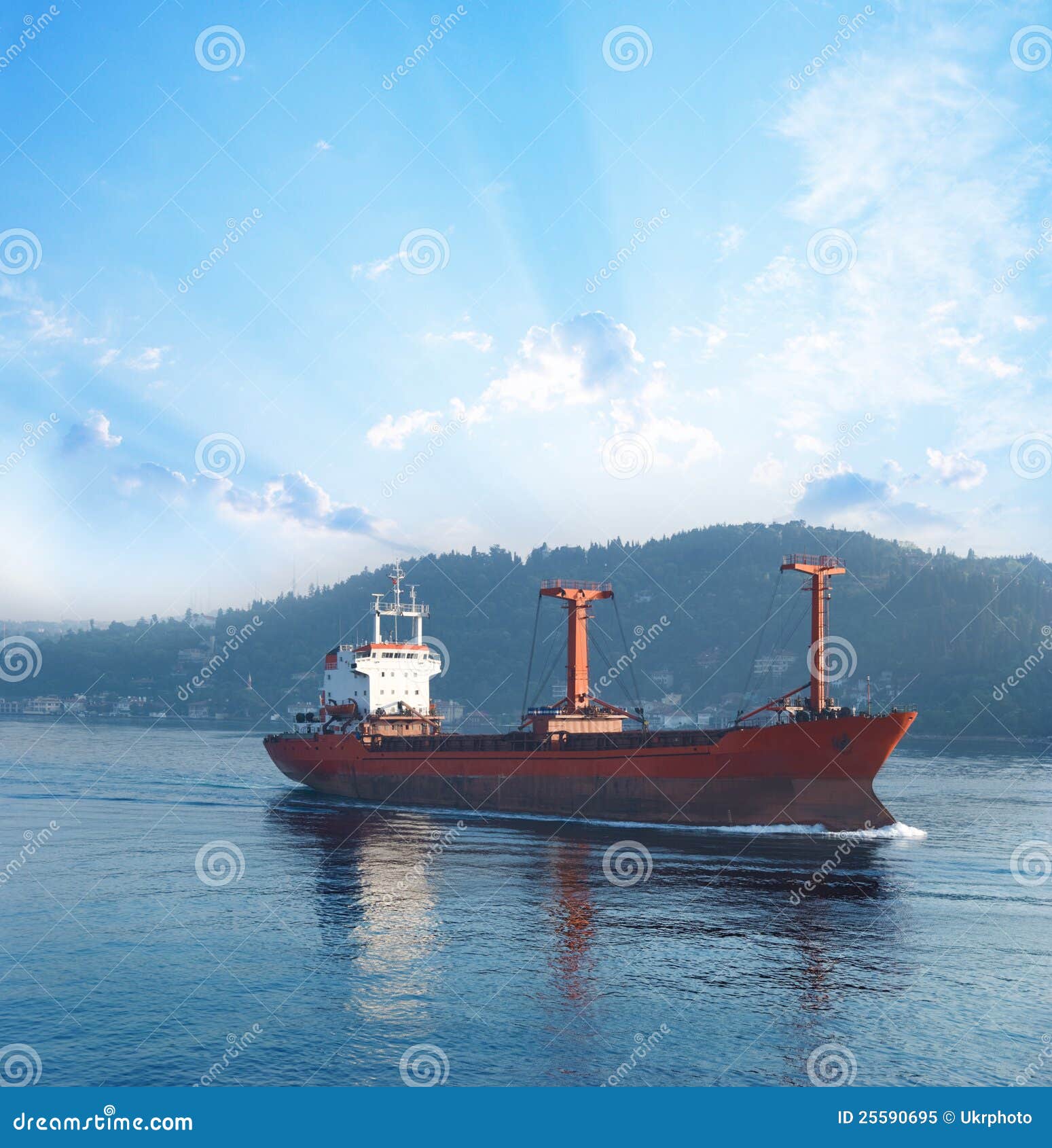 Vrachtschip stock afbeelding. Image of vervoer, water - 25590695