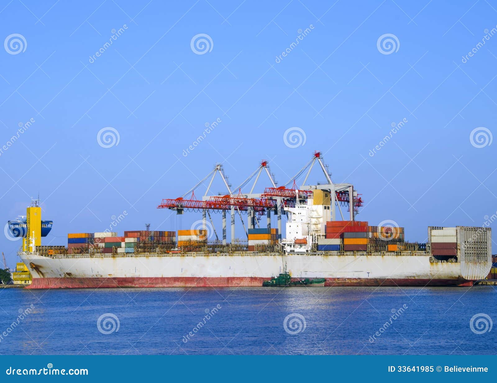 Vrachtschip stock afbeelding. Image of industrie, vuil - 33641985