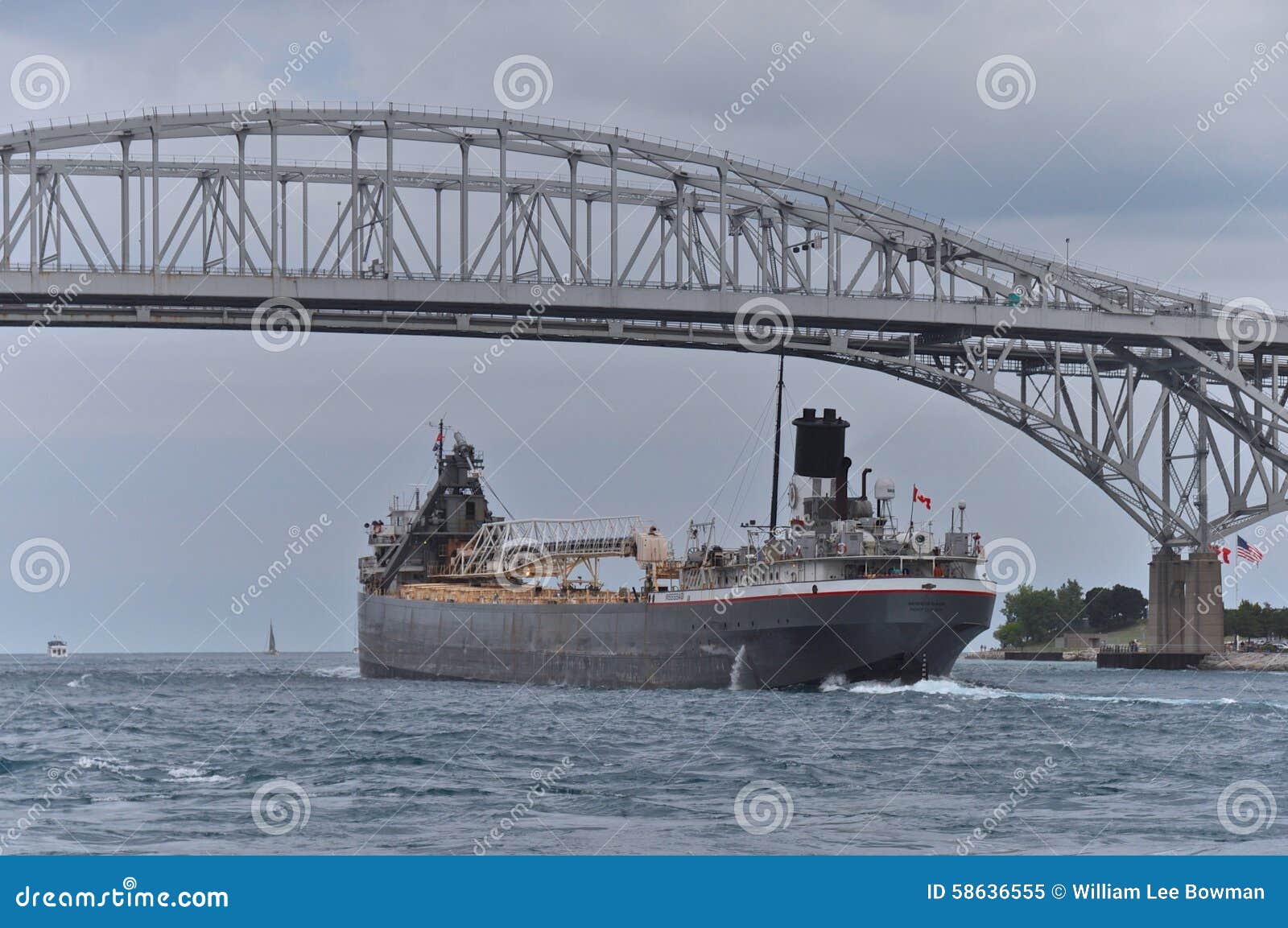 Vrachtschip Bij De Blauwe Waterbrug Redactionele Afbeelding - Image of ...