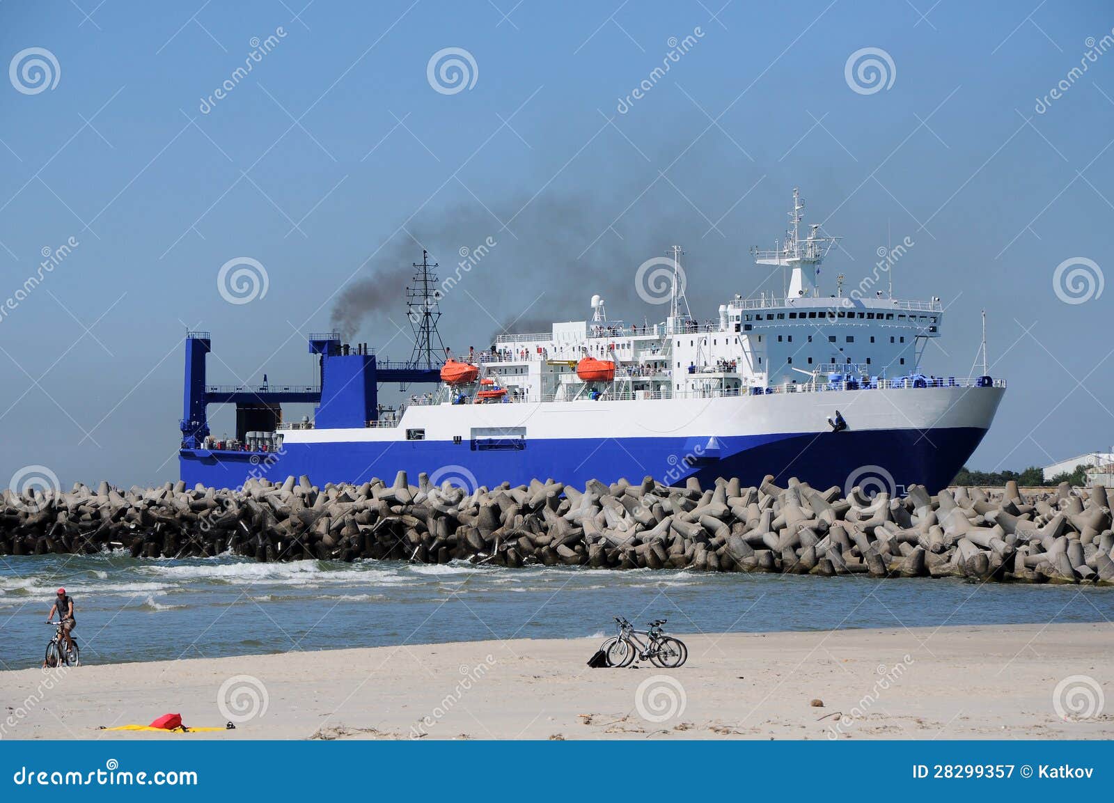 Vrachtschip in haven stock afbeelding. Image of baai - 28299357