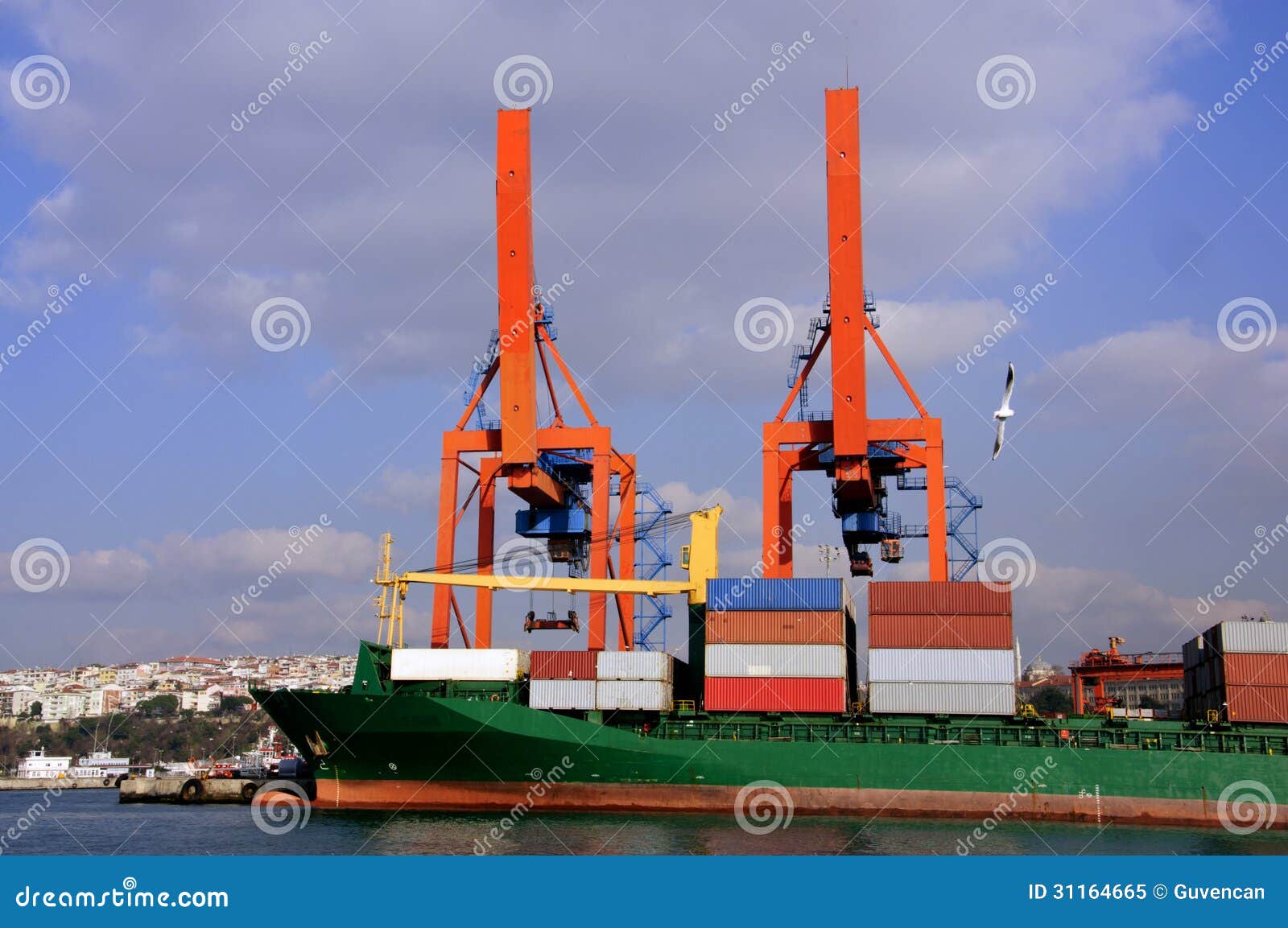 Vrachtschip in haven stock afbeelding. Image of vervoer - 31164665