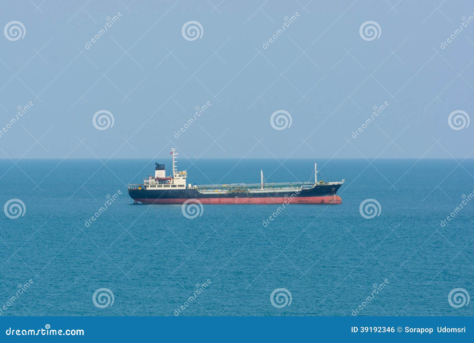 Vrachtschip in Oceaan Blauw Water Stock Foto - Image of zaken ...